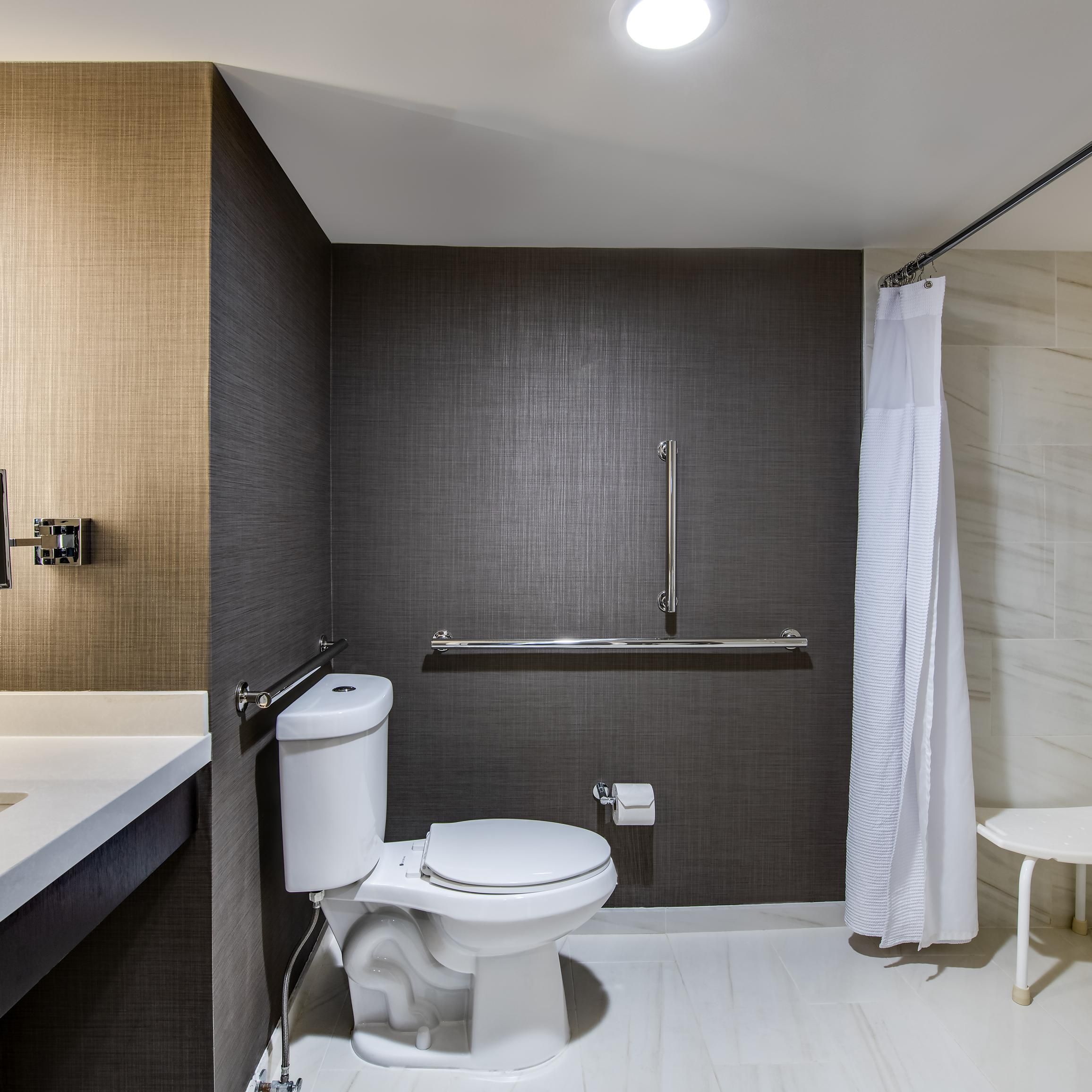 Annapolis Hotels with Pools near Naval Academy | Crowne Plaza Annapolis