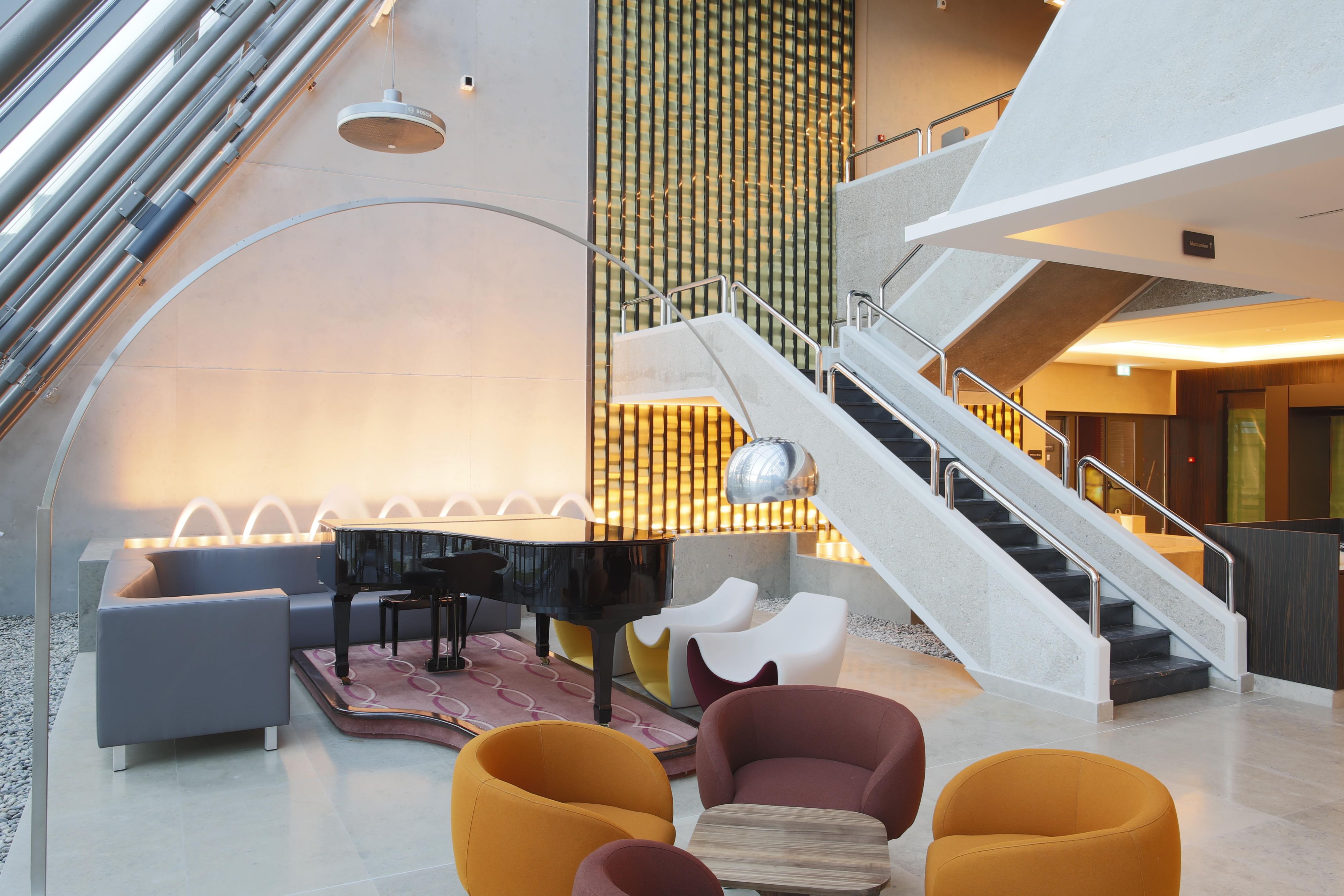 Business Hotel with 14 meeting rooms, two restaurants, spa and pool ...