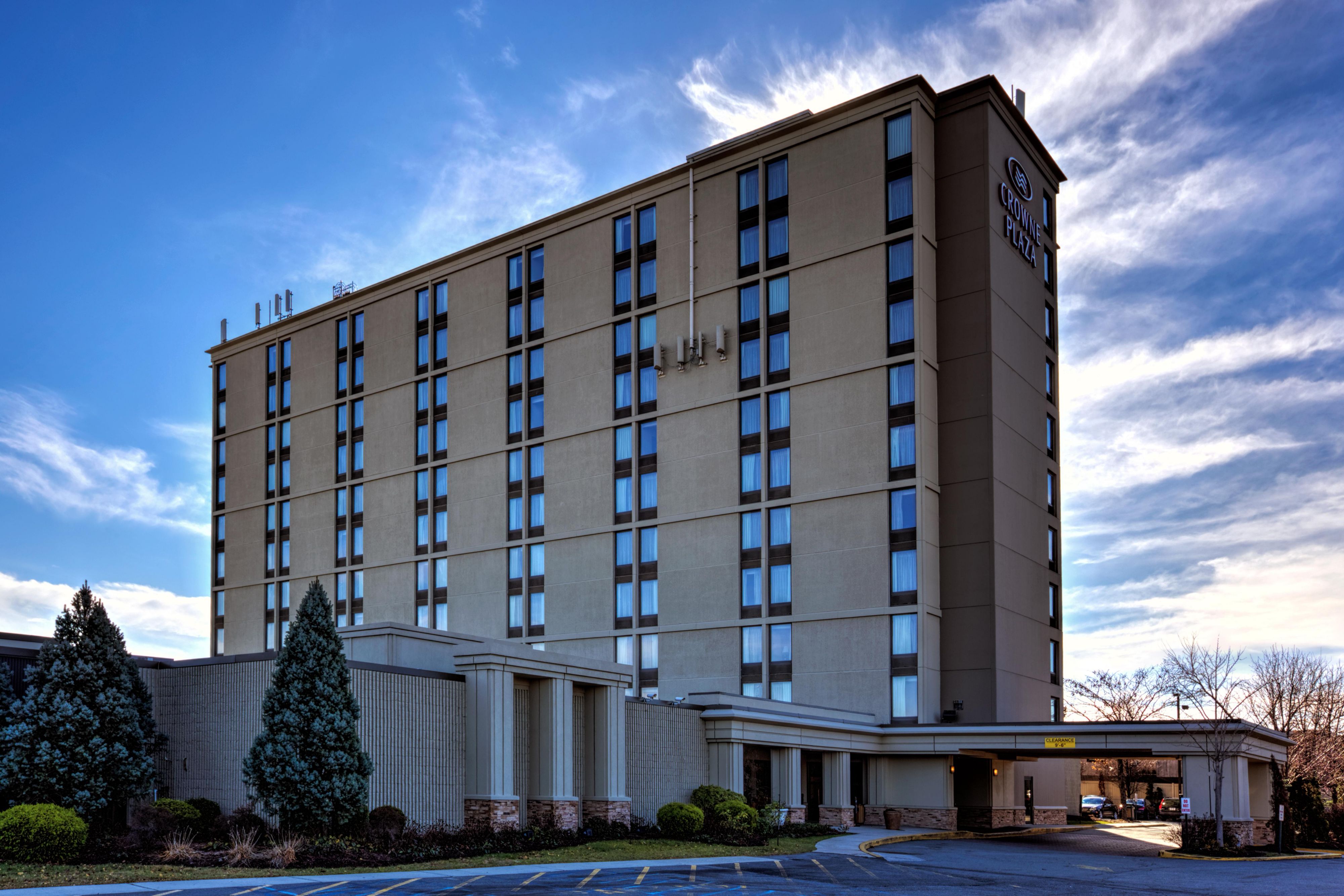 Newark Airport Hotels in Elizabeth, NJ with Indoor Pools | Crowne Plaza ...