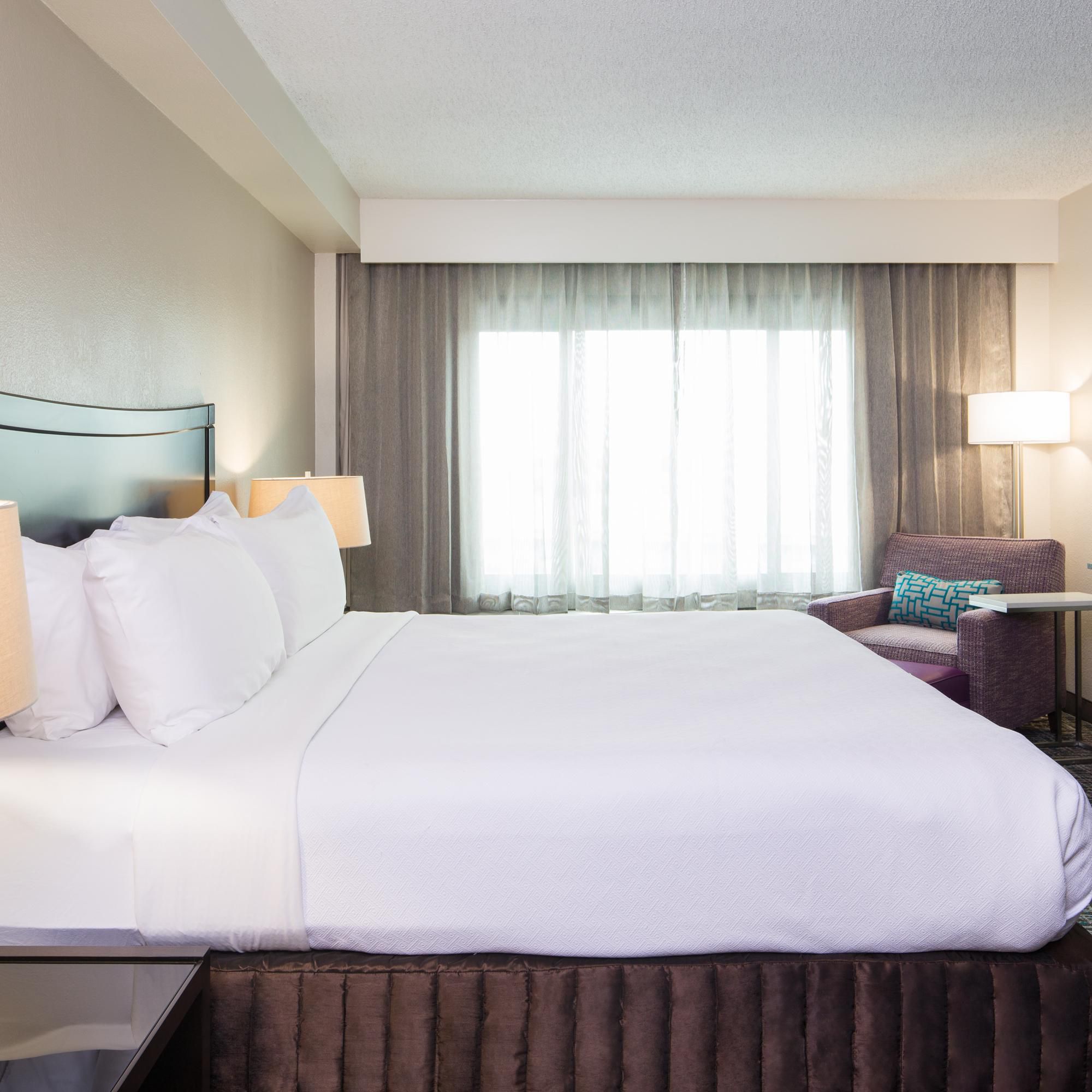 Downtown Memphis Hotel near Memphis Zoo | Crowne Plaza Memphis Downtown