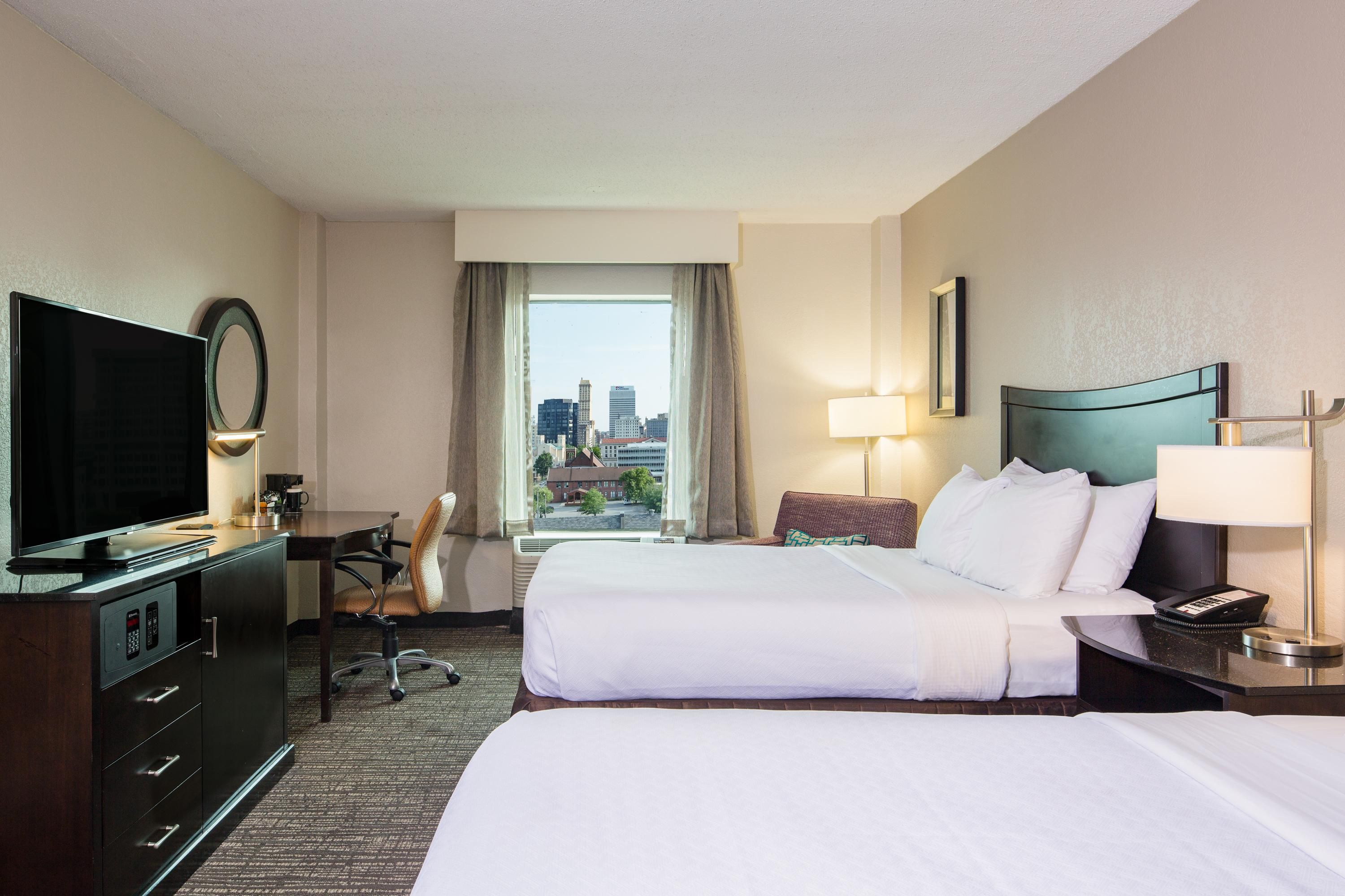 Downtown Memphis Hotel near Memphis Zoo | Crowne Plaza Memphis Downtown