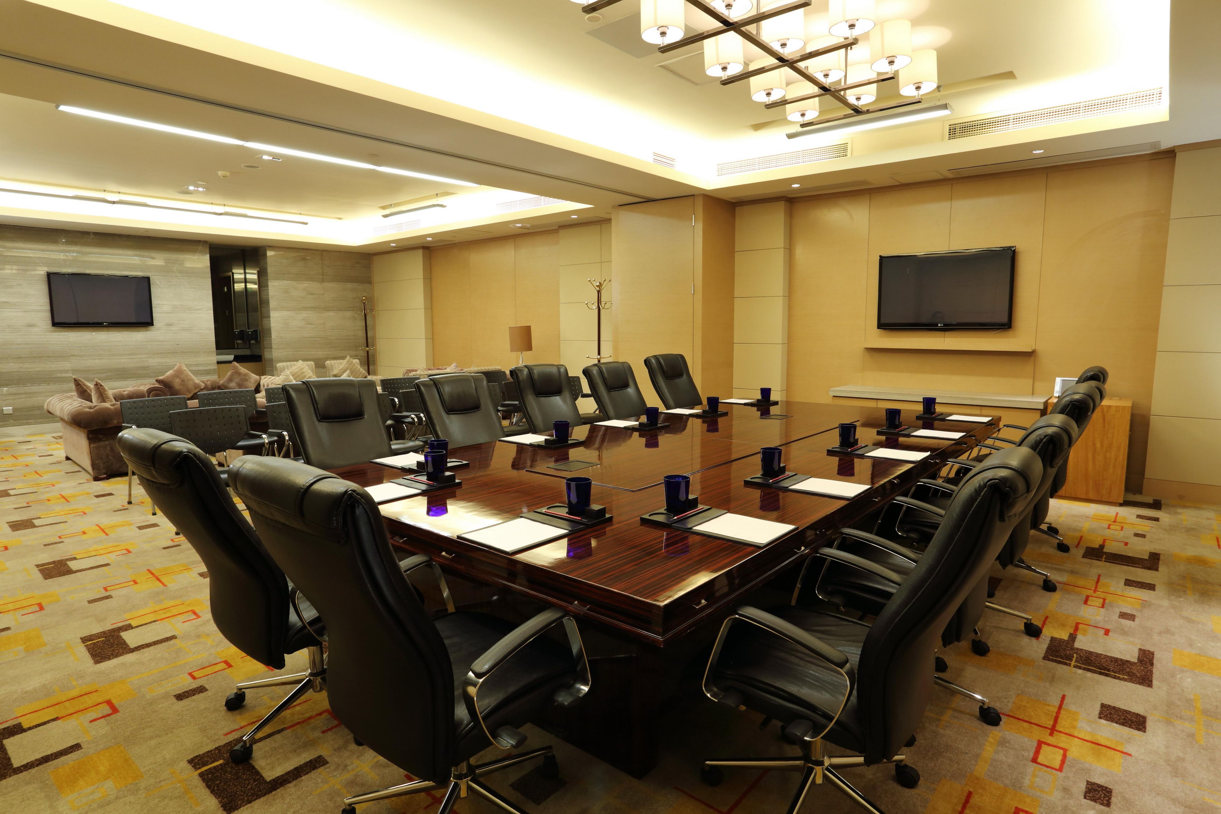 Hotels Near Dafen Oil Painting Village | Crowne Plaza Shenzhen Longgang City Centre