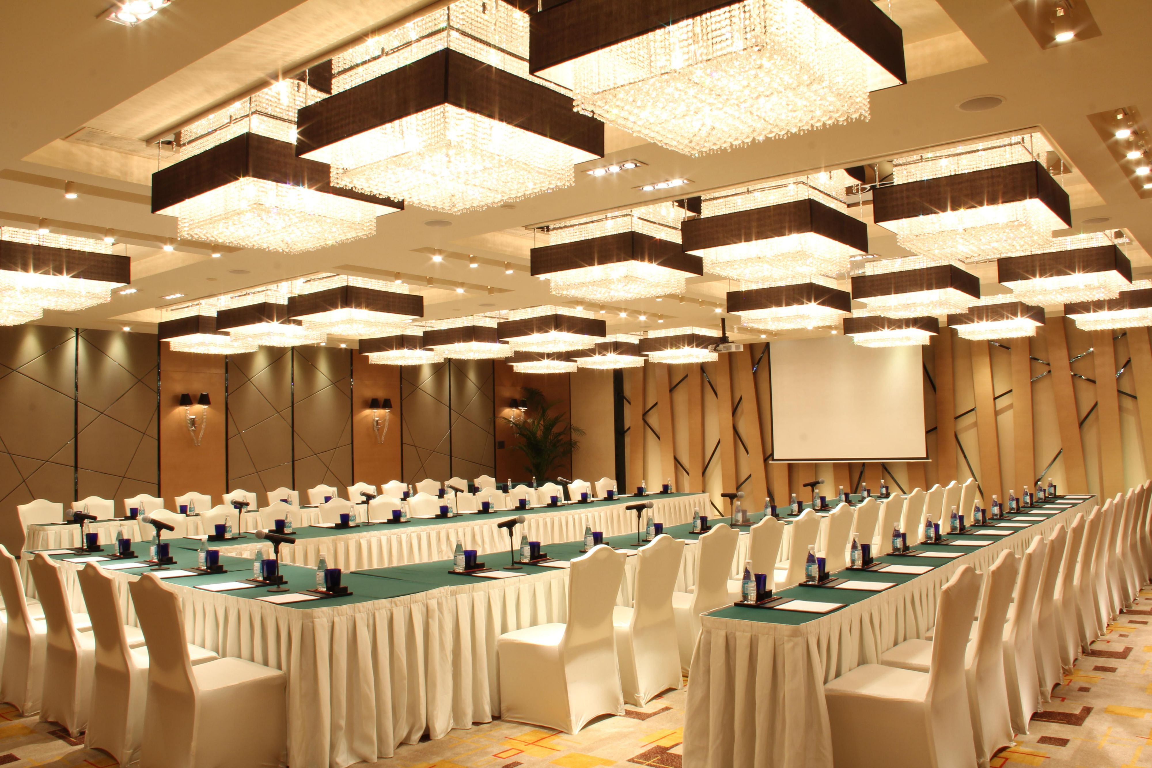 Hotels Near Dafen Oil Painting Village | Crowne Plaza Shenzhen Longgang City Centre