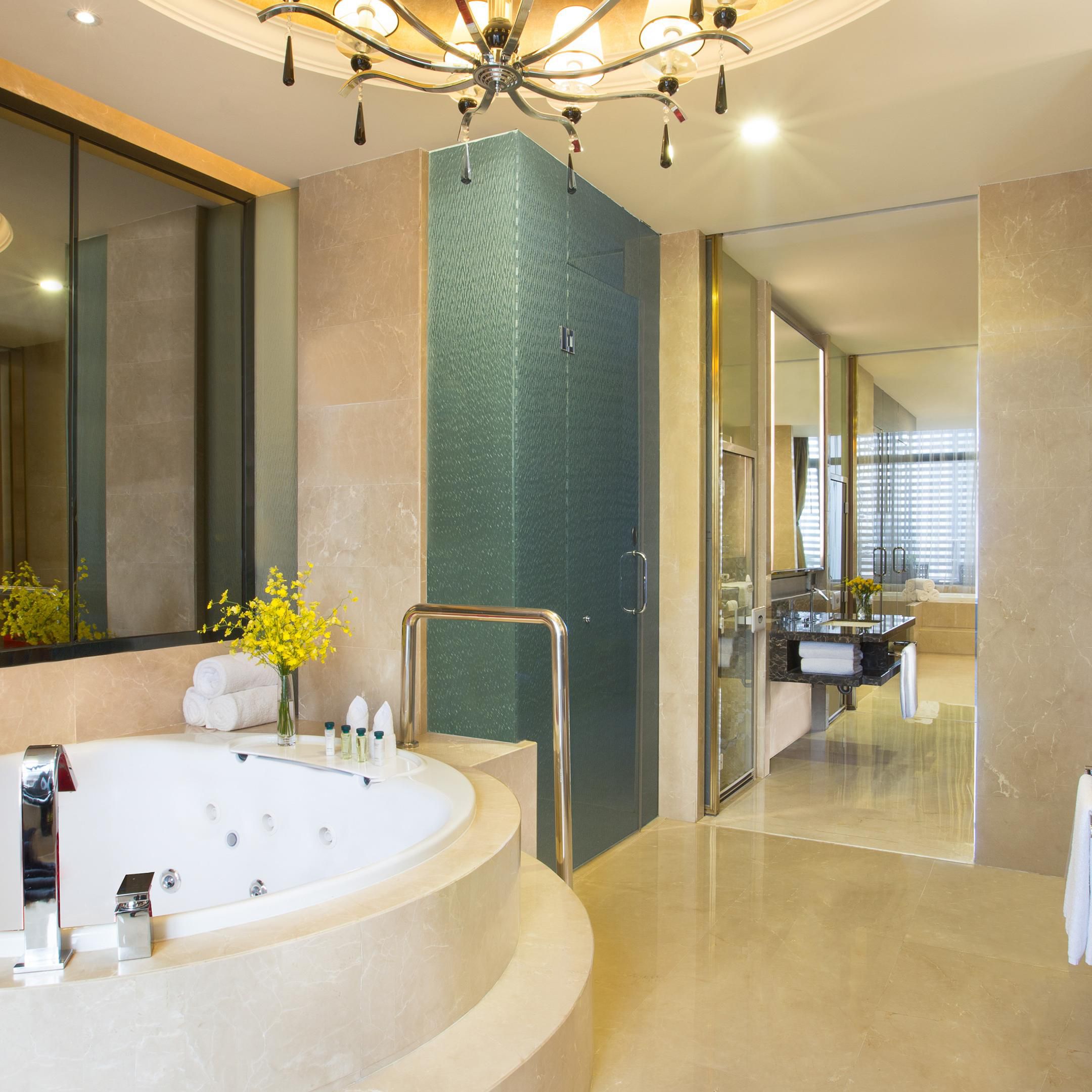 Hotels Near Dafen Oil Painting Village | Crowne Plaza Shenzhen Longgang City Centre