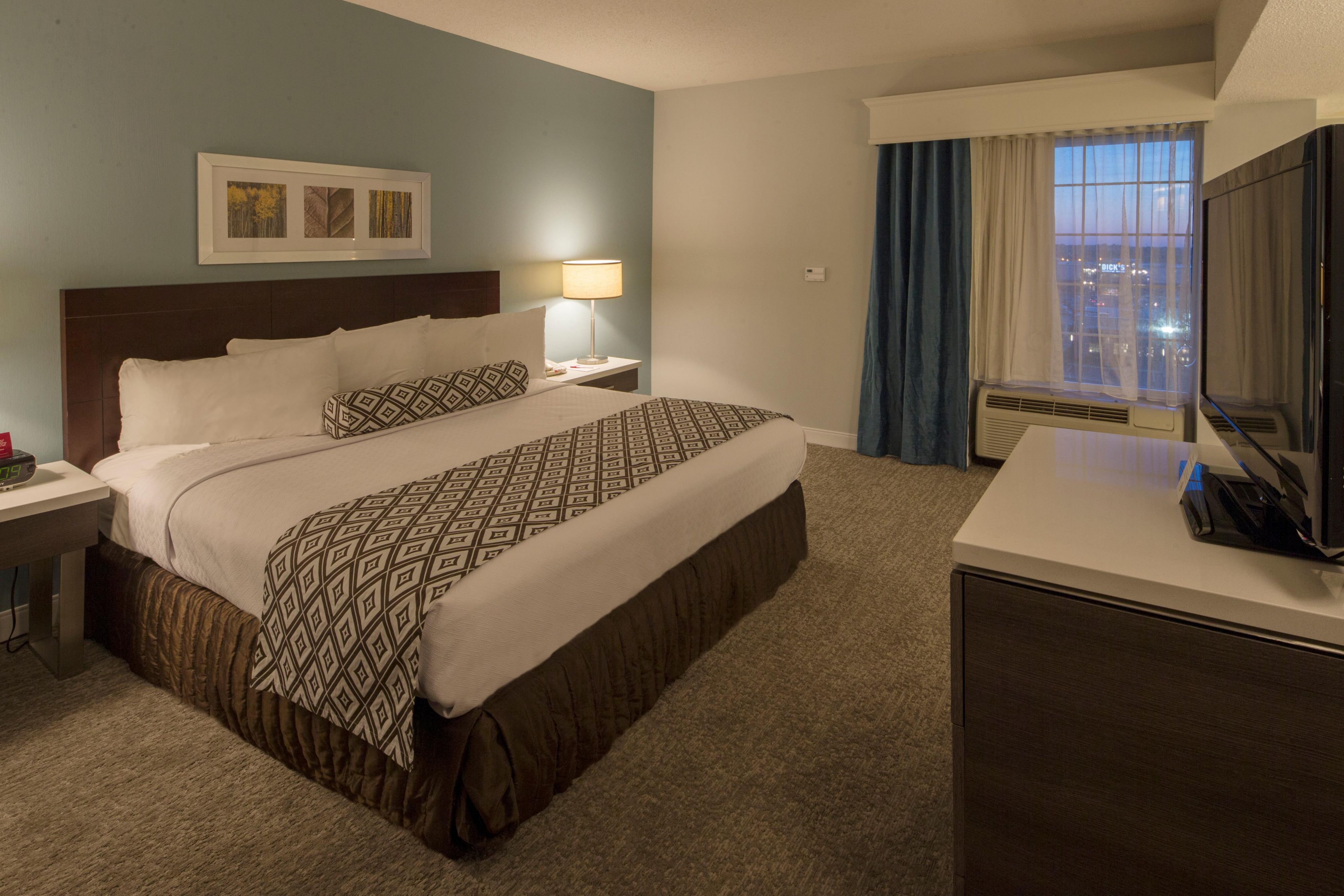 Hotel Suites in Pittsburgh, PA | Crowne Plaza Suites Pittsburgh South