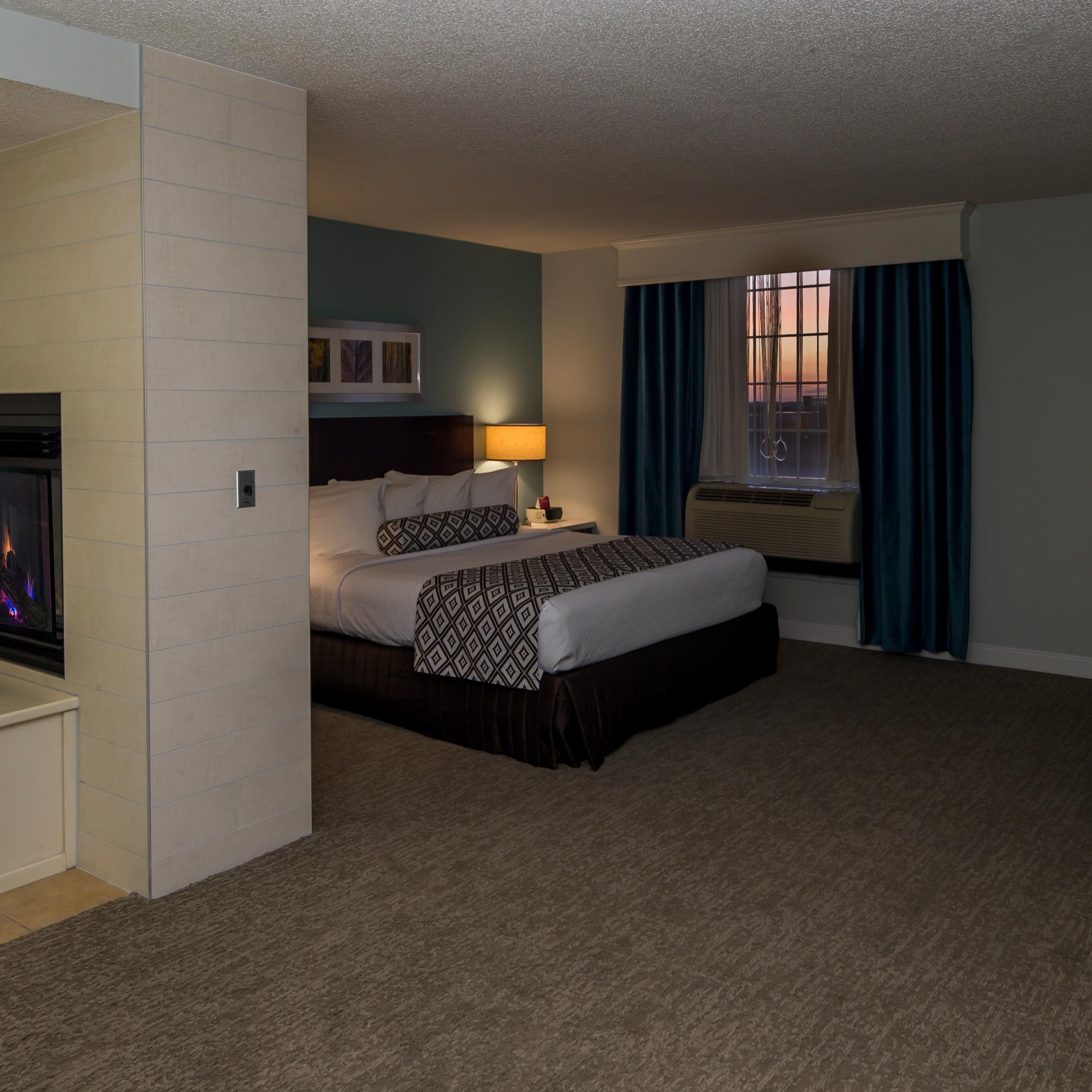 Hotel Suites in Pittsburgh, PA | Crowne Plaza Suites Pittsburgh South