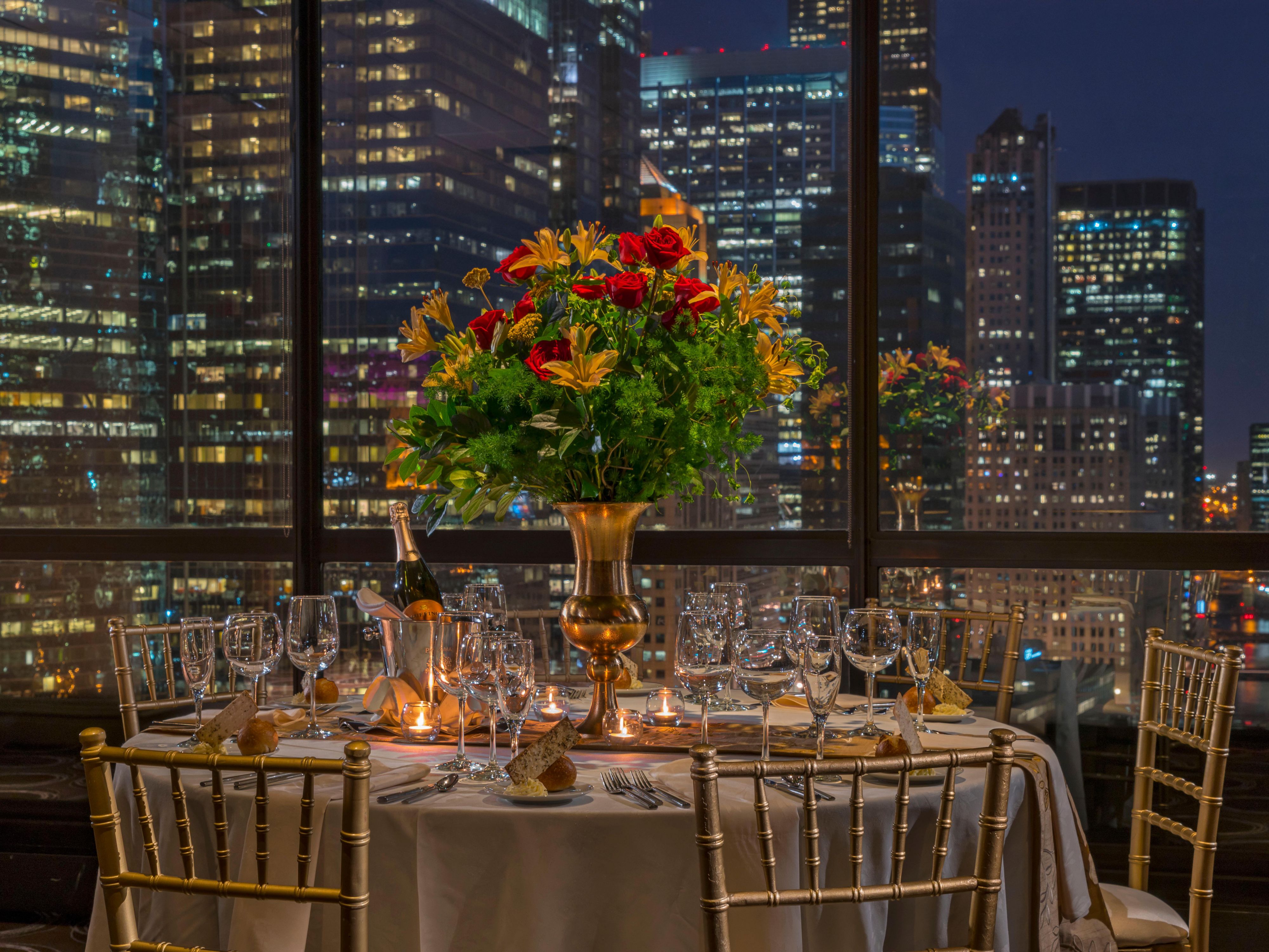 Chicago River North Hotels - Downtown | Holiday Inn Chicago-Mart Plaza ...