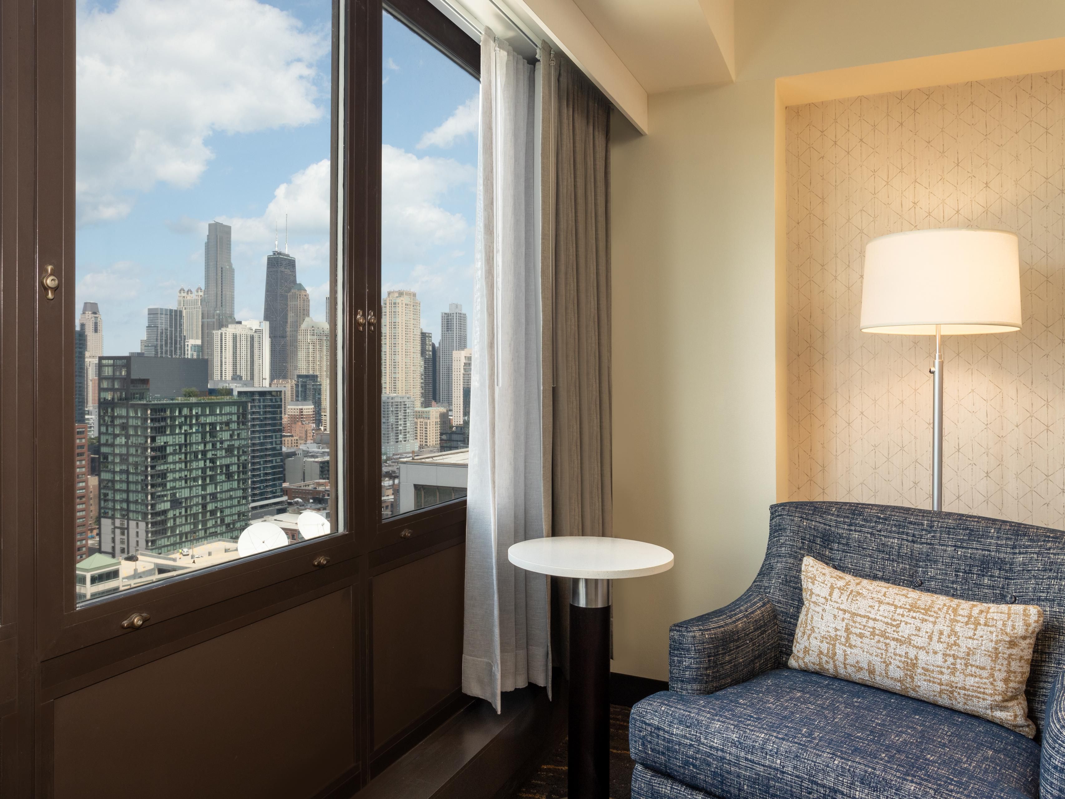 Chicago River North Hotels - Downtown | Holiday Inn Chicago-Mart Plaza ...