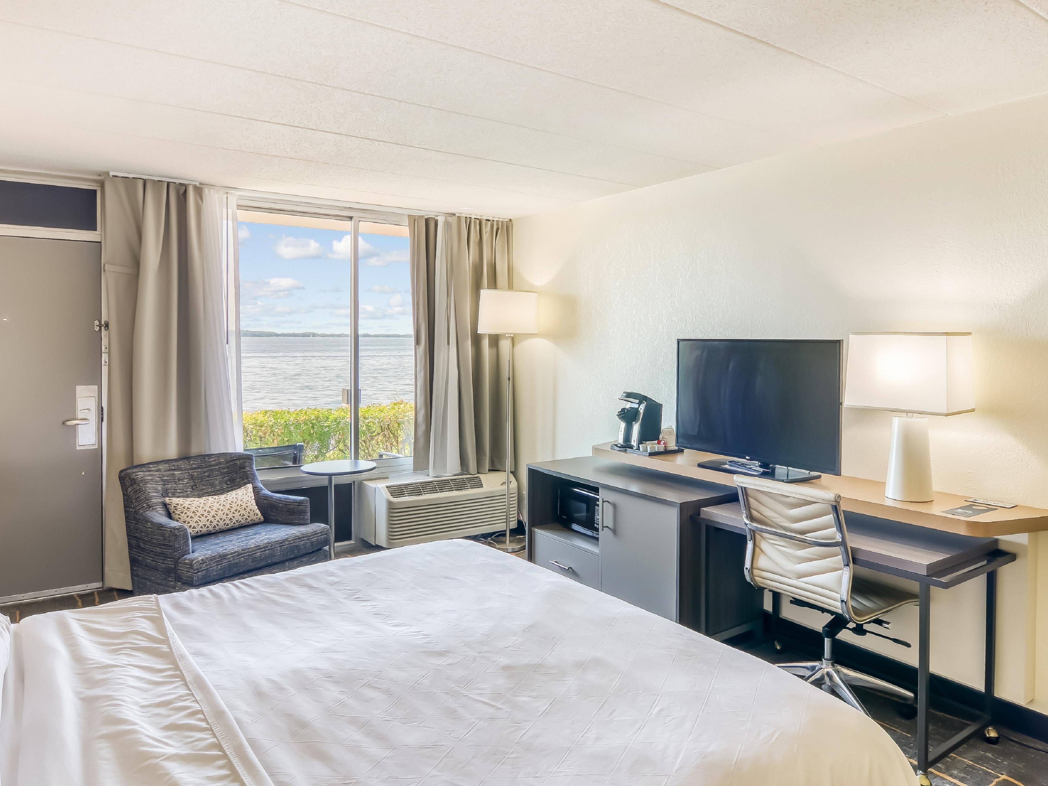Hotel Room In Detroit Lakes MN | Holiday Inn Detroit Lakes - Lakefront