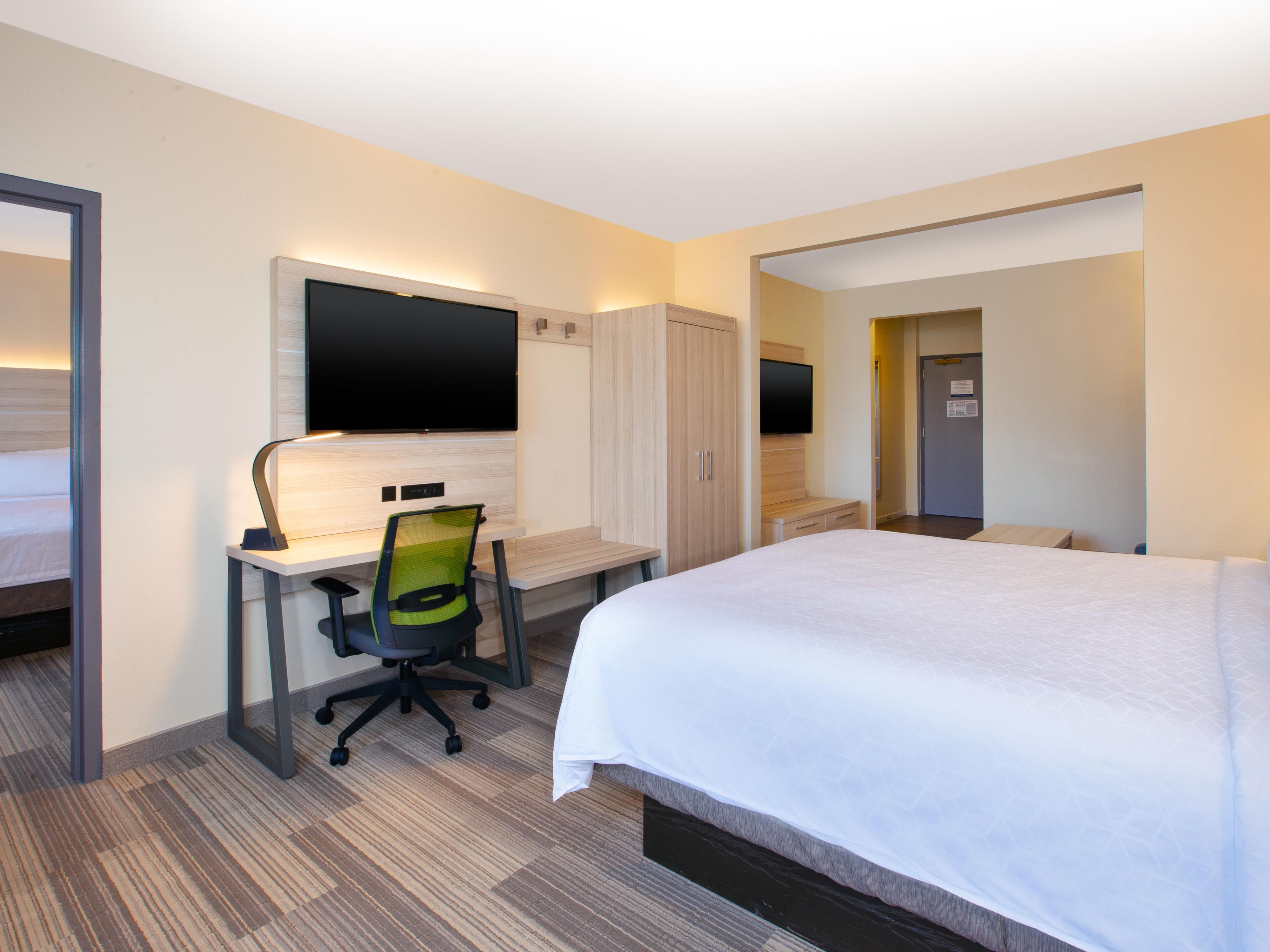 Holiday Inn Express & Suites Absecon-Atlantic City Area Guest Room ...