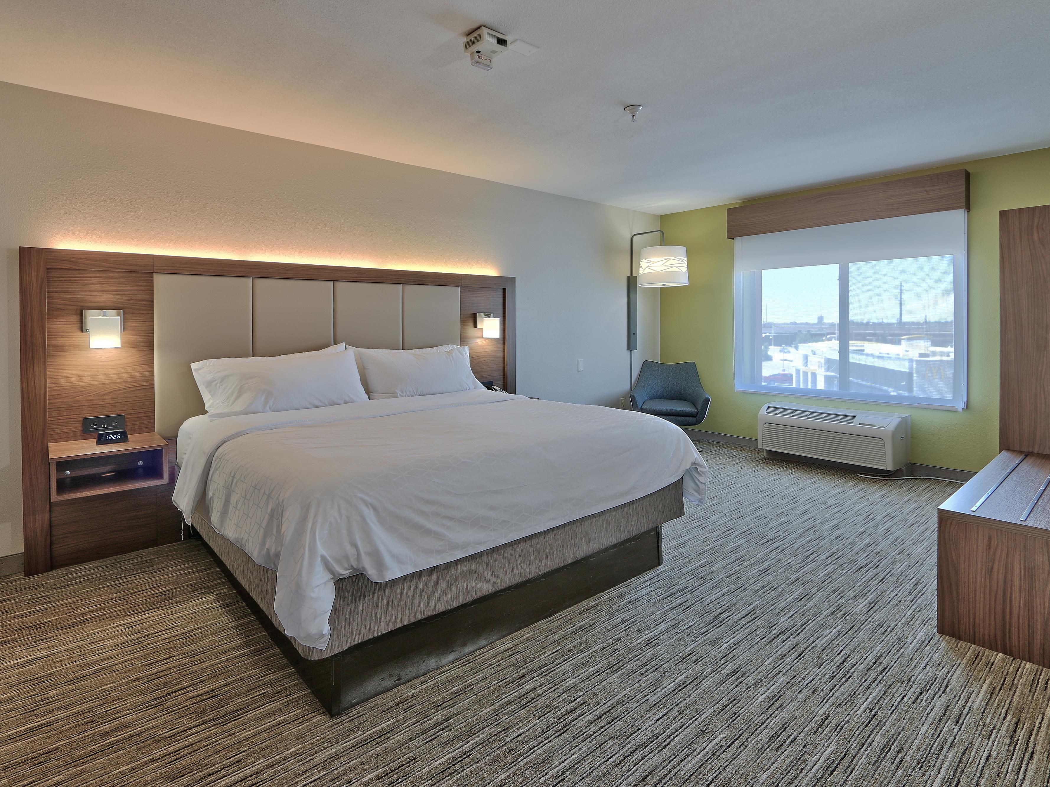 Holiday Inn Express & Suites Albuquerque Historic Old Town Guest Room ...