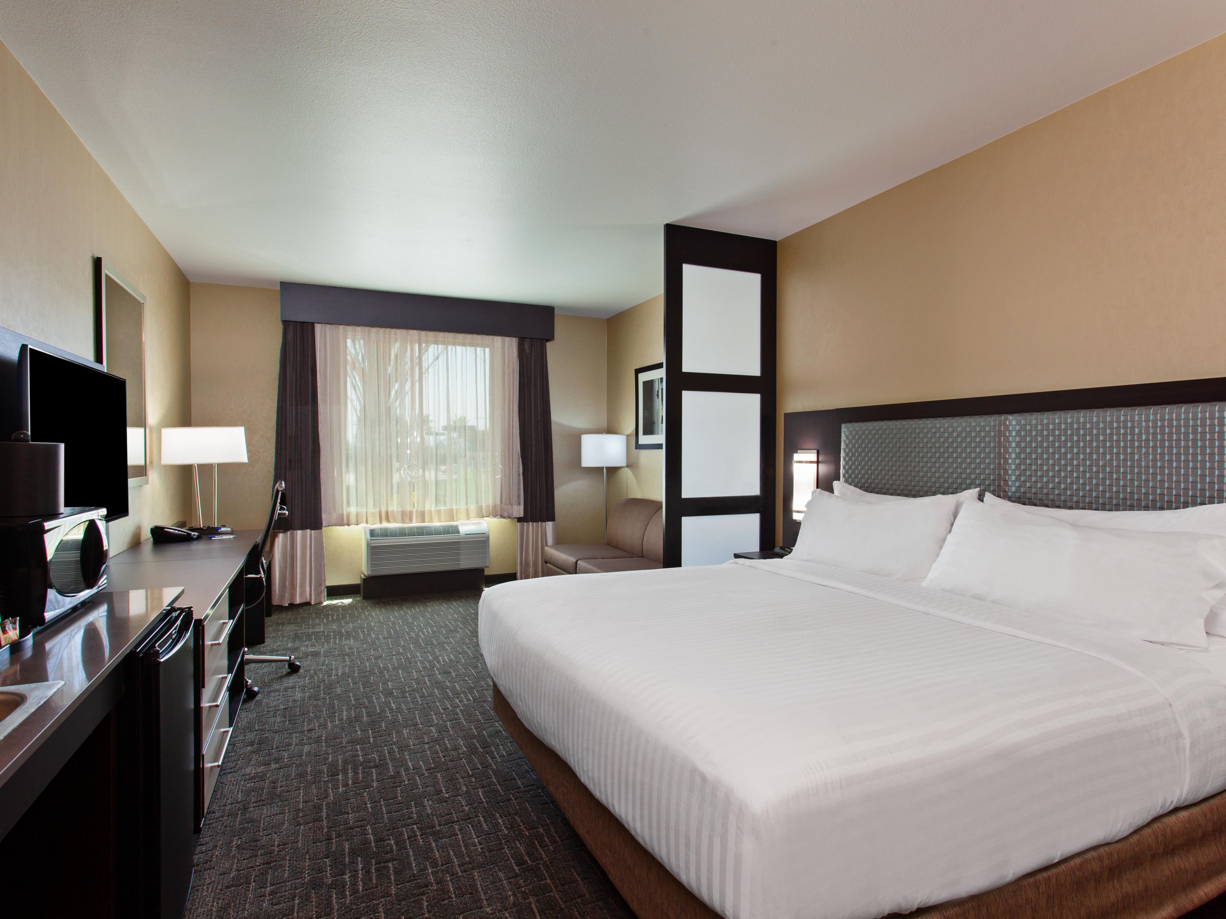 Holiday Inn Express & Suites Anaheim Resort Area Guest Room & Suite Options