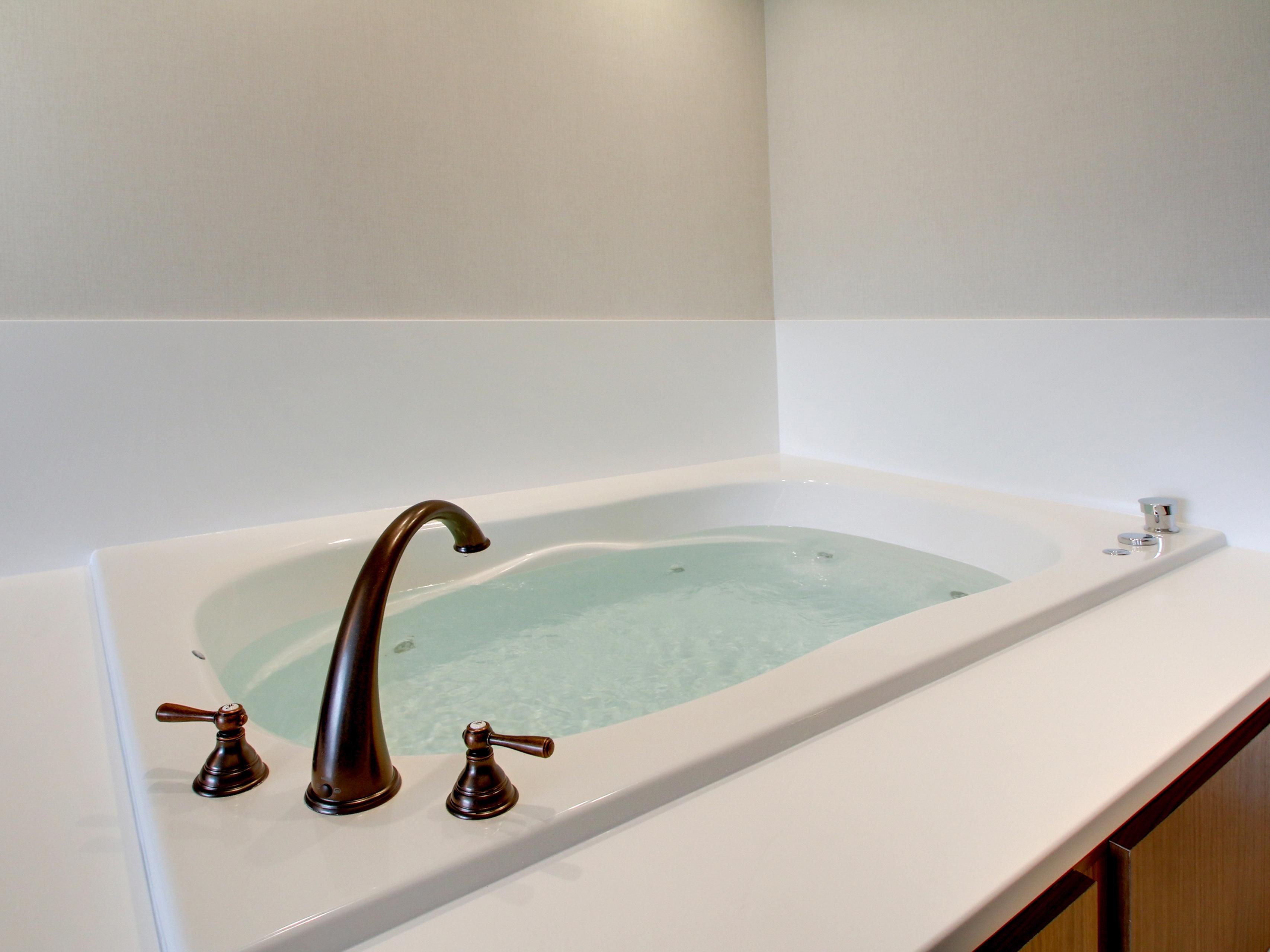 Hotels with Jacuzzi in Rooms Aurora, IL | Holiday Inn Express & Suites ...