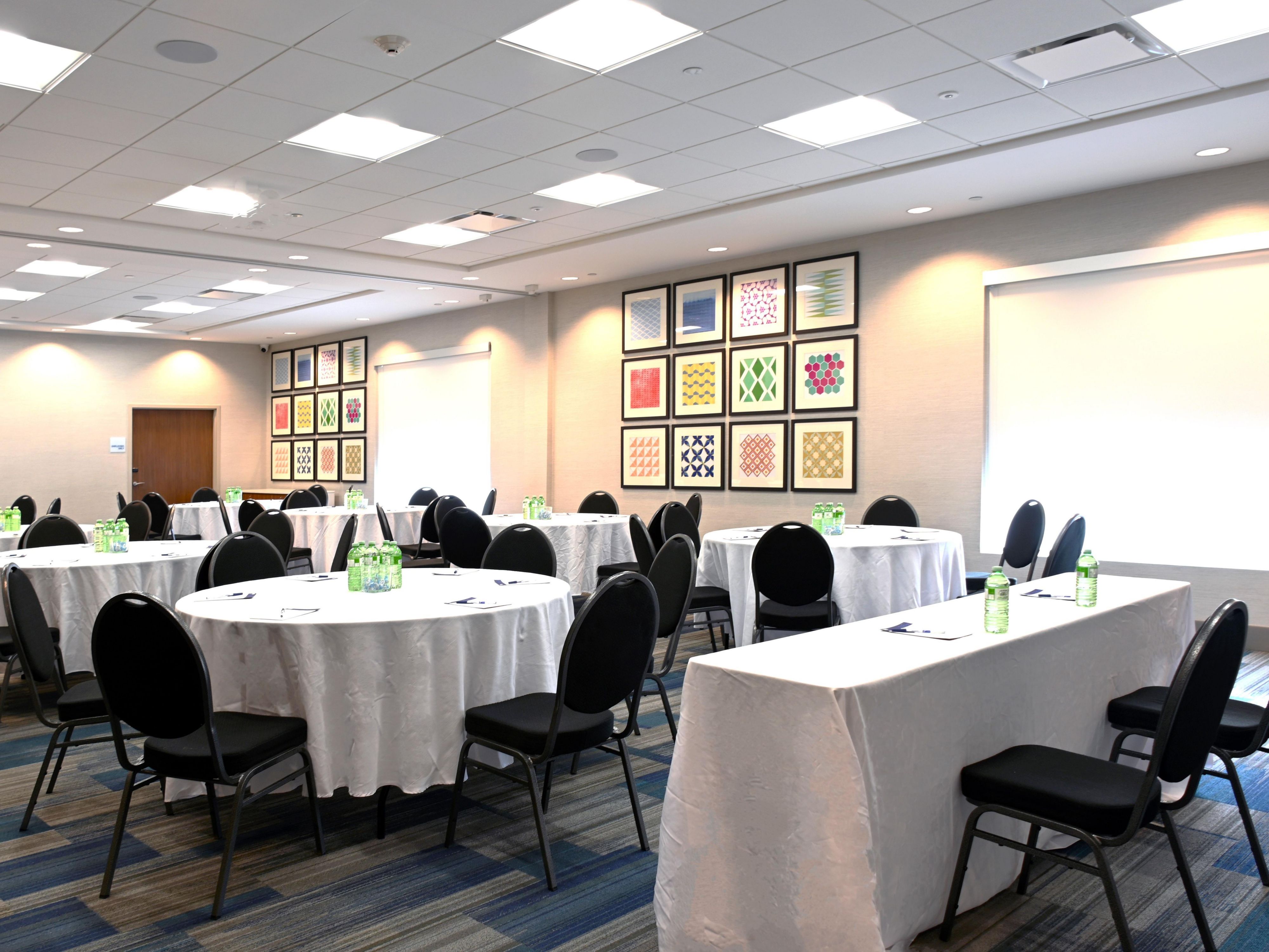 Holiday Inn Express & Suites Aurora - Aurora,