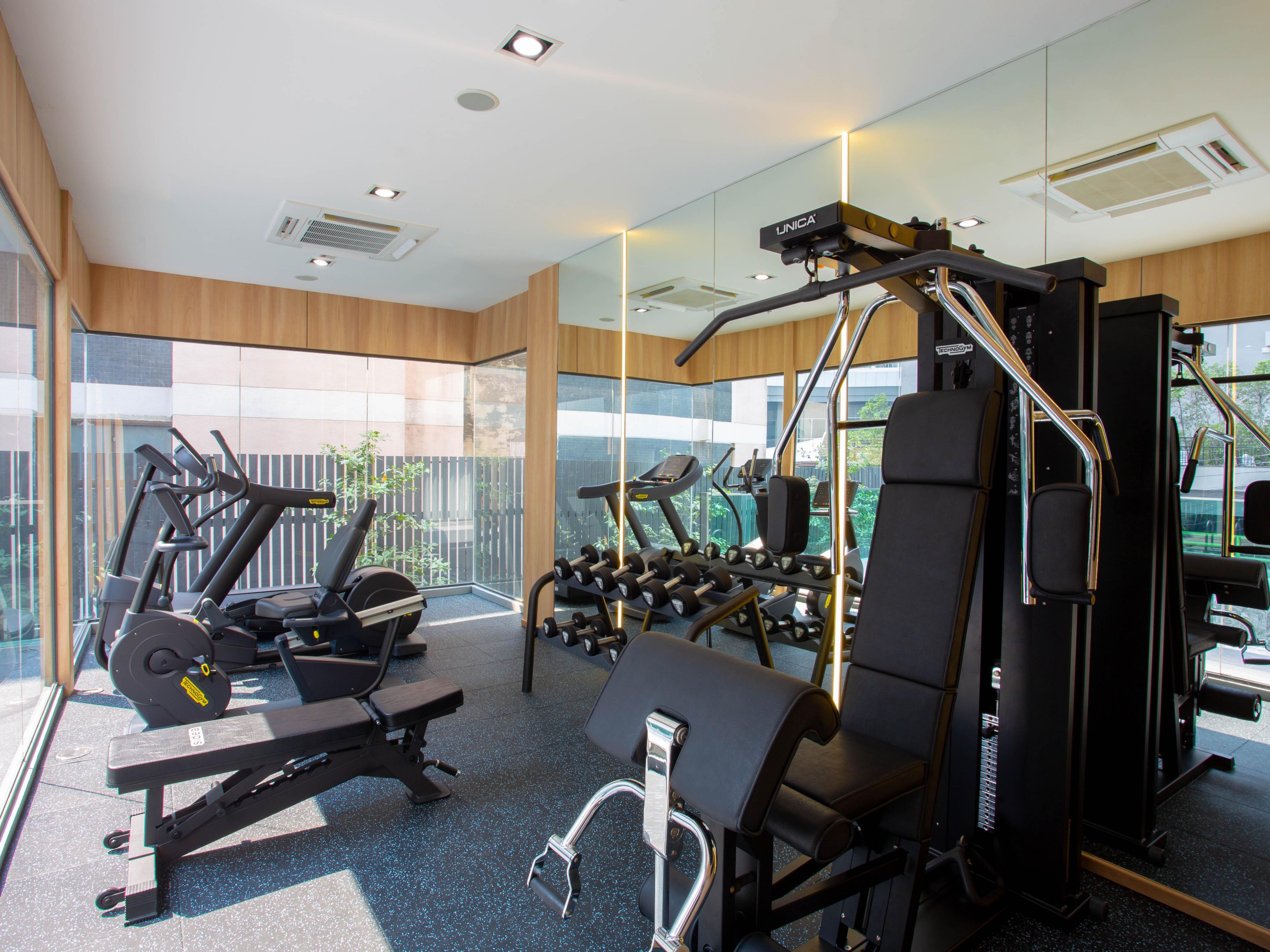 Holiday Inn Express & Suites Bangkok Central Pier Amenities & Services