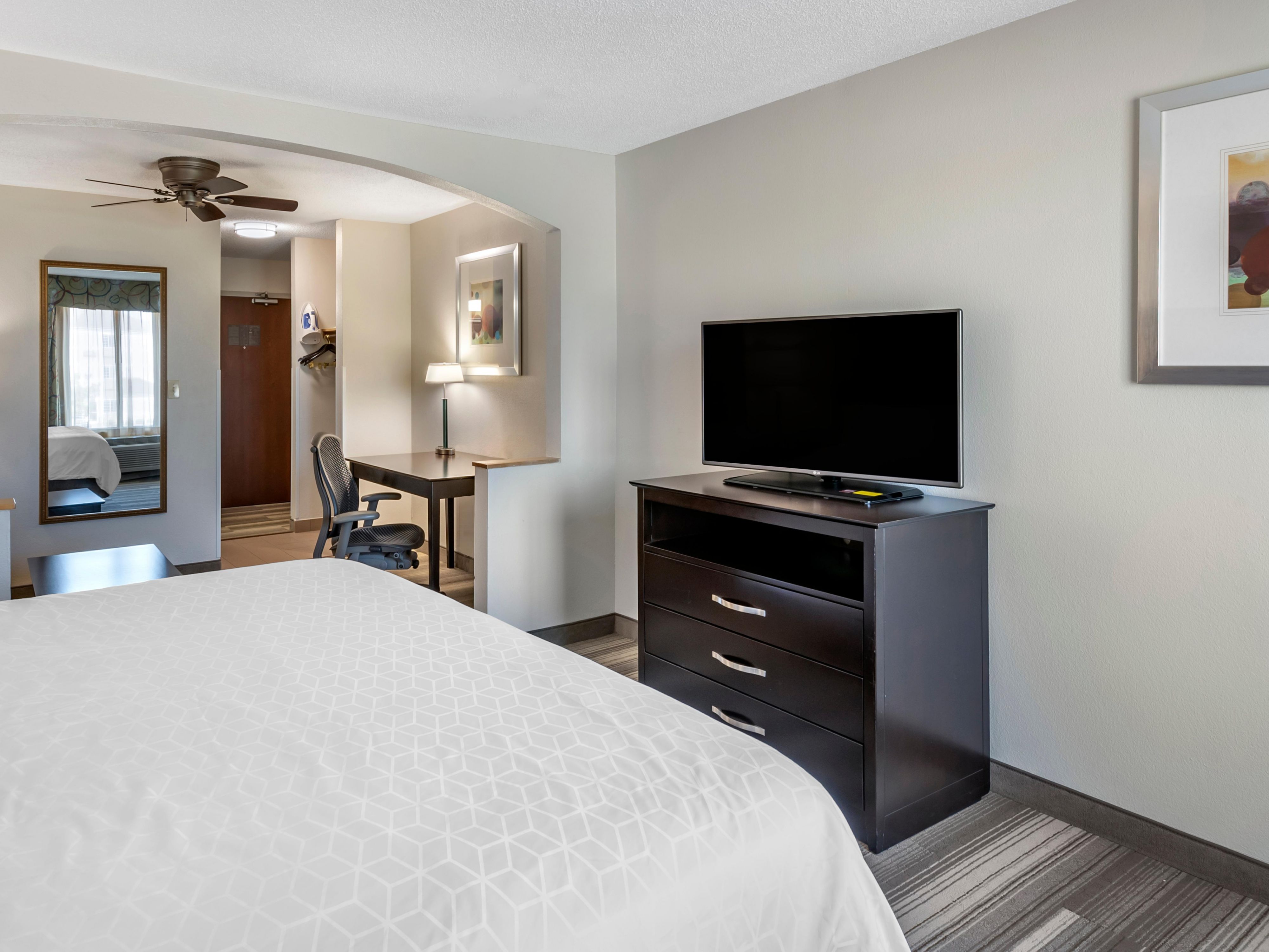 Holiday Inn Express & Suites Cincinnati-Blue Ash Guest Room & Suite Options