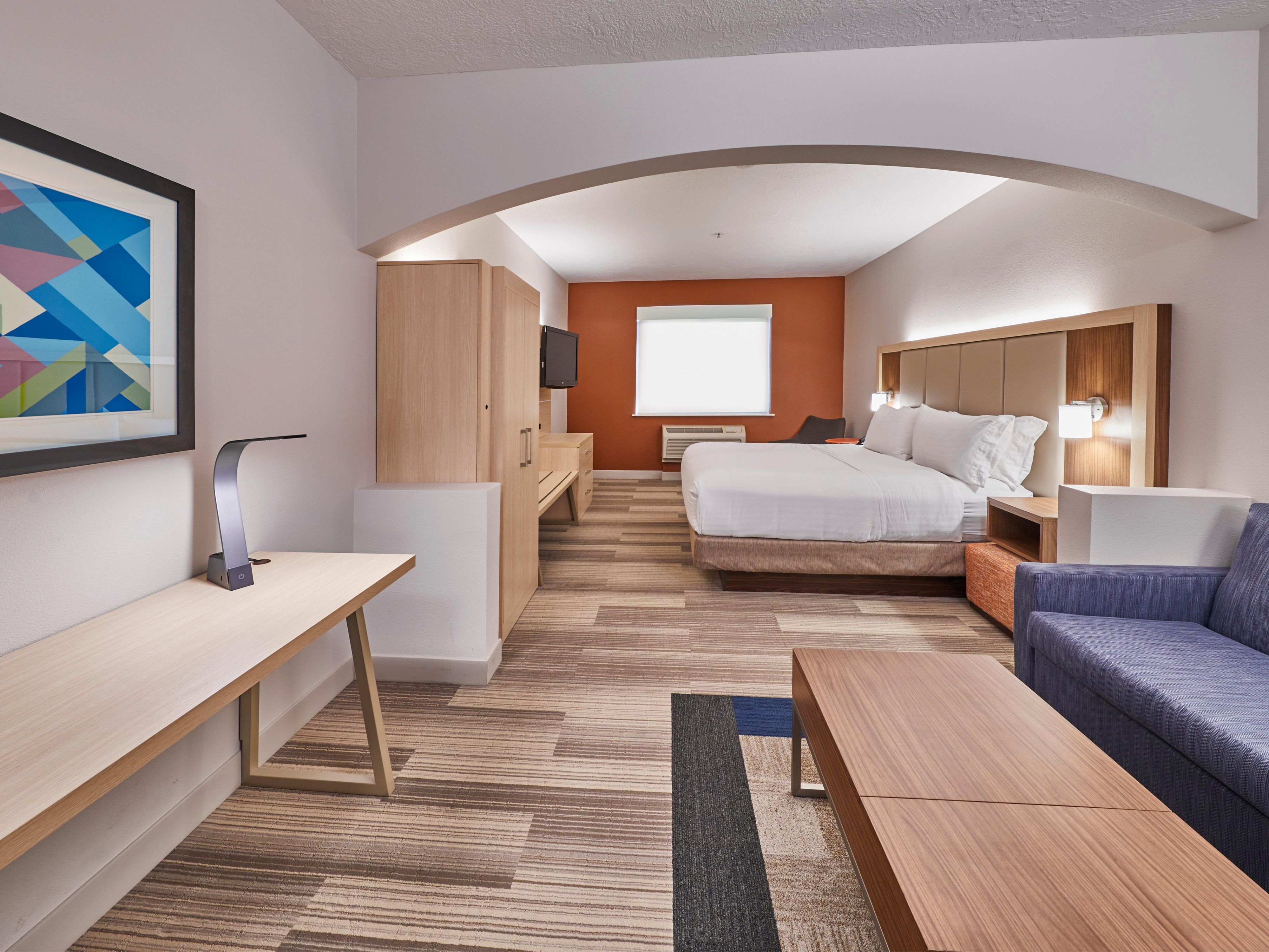 Holiday Inn Express & Suites Medford-Central Point Guest Room & Suite ...