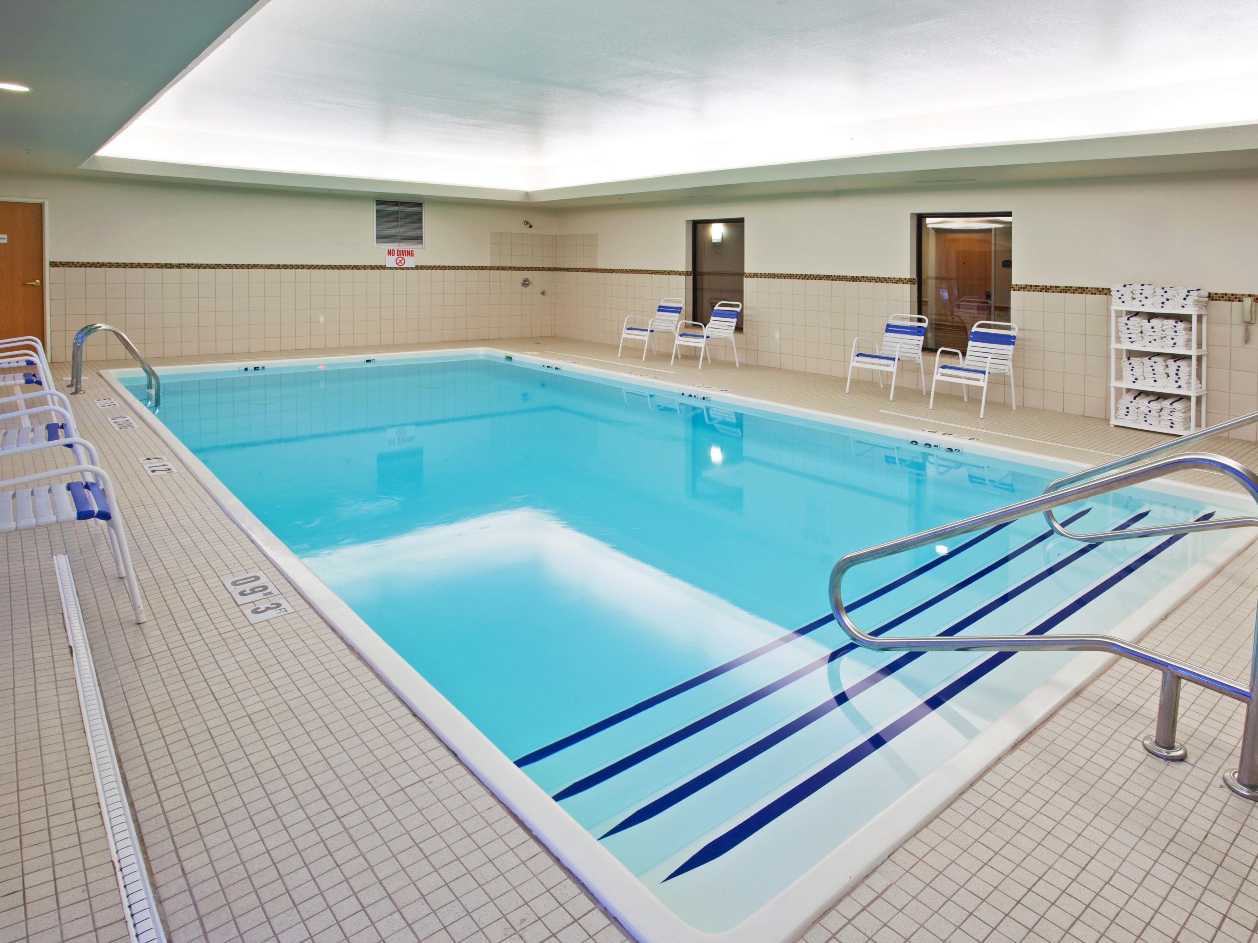 Hotel in Chesterfield, MI | Holiday Inn Express & Suites Chesterfield ...