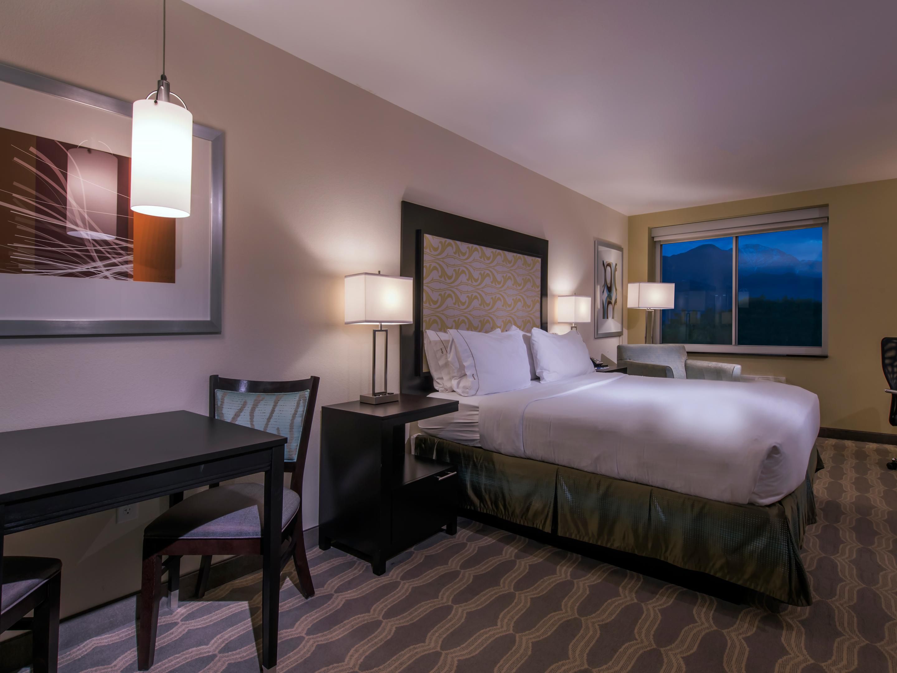 Holiday Inn Express & Suites Colorado Springs Central Guest Room ...