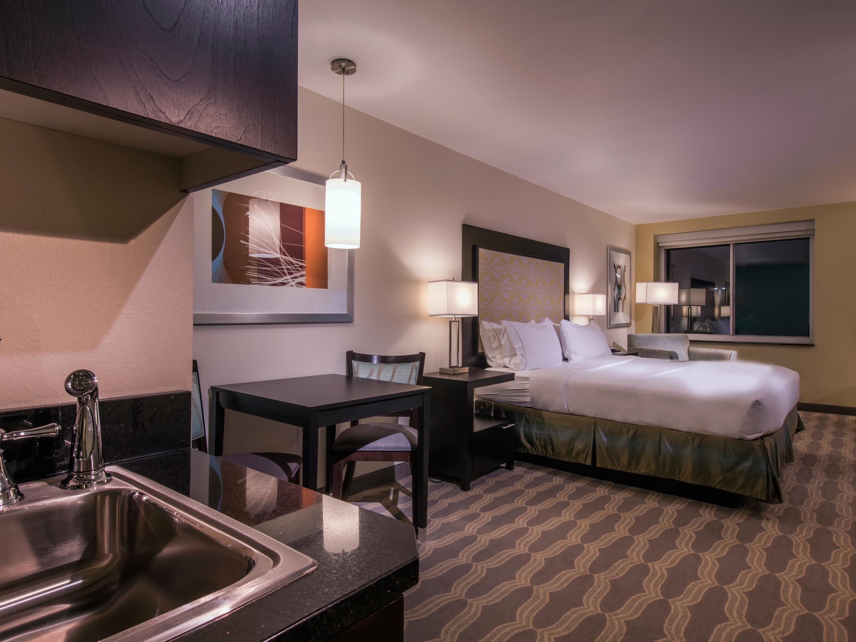 Holiday Inn Express & Suites Colorado Springs Central Guest Room ...