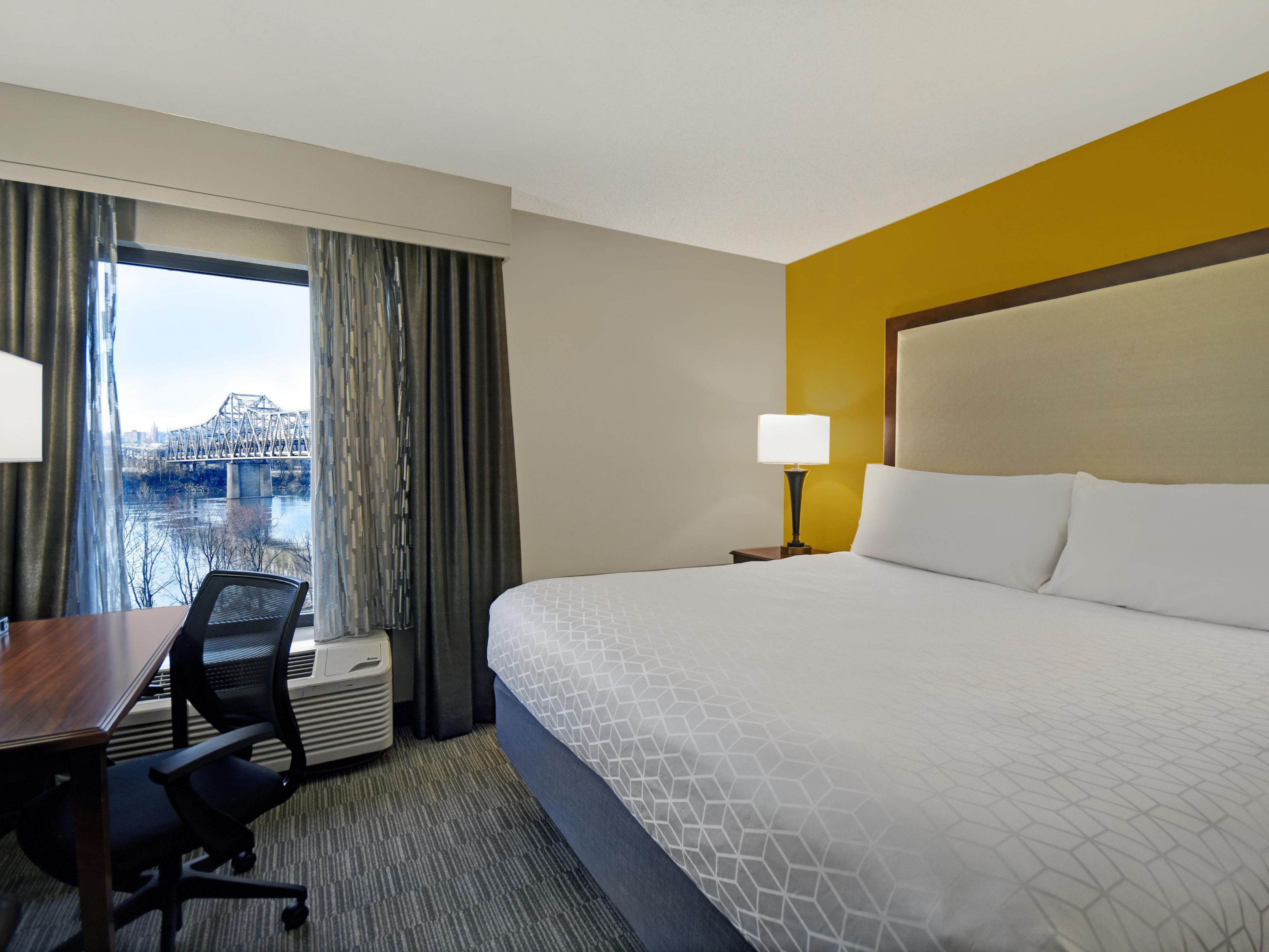 Holiday Inn Express & Suites Cincinnati Riverfront Guest Room & Suite ...