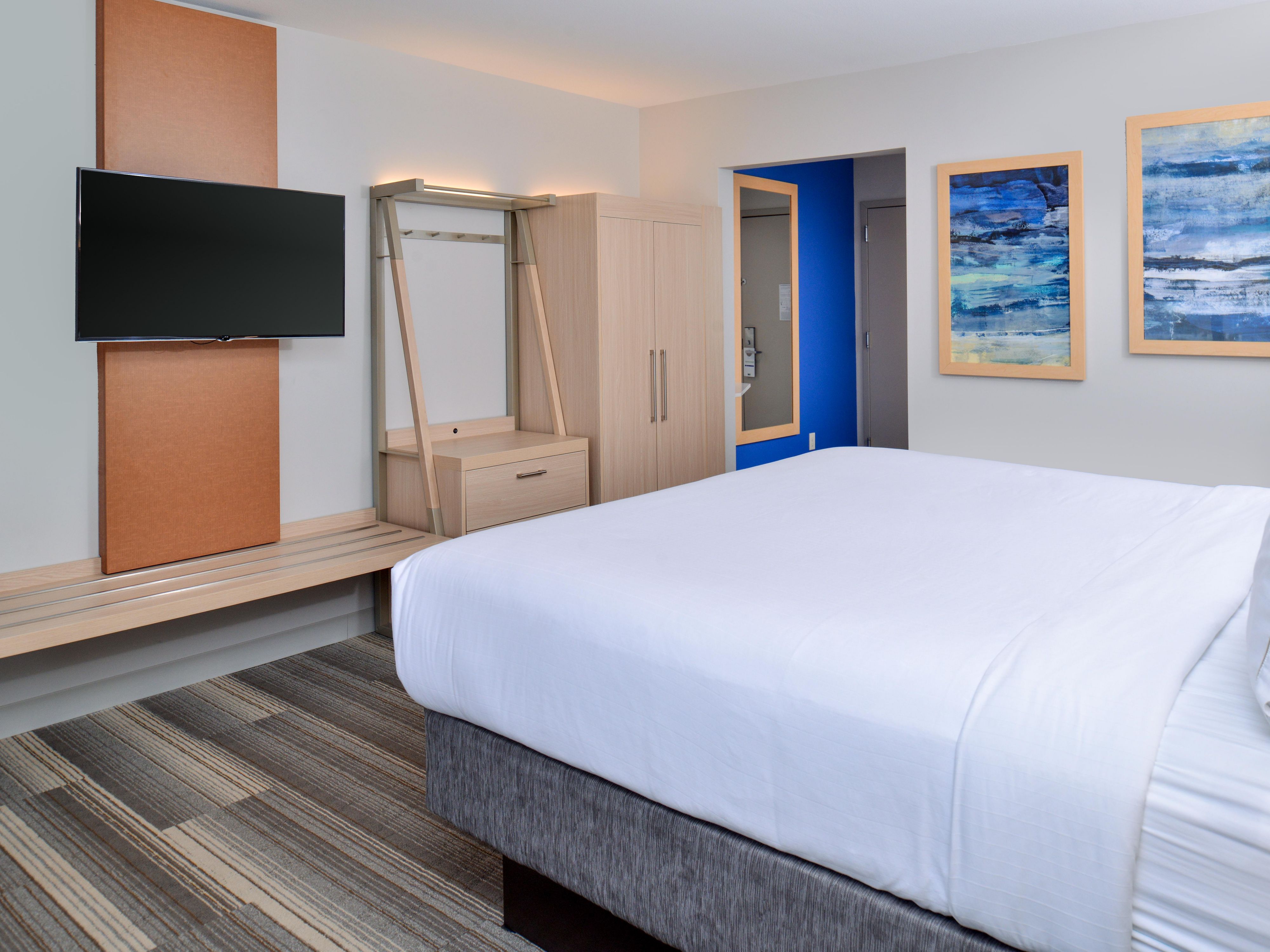 Holiday Inn Express & Suites Farmington Hills - Detroit Guest Room ...