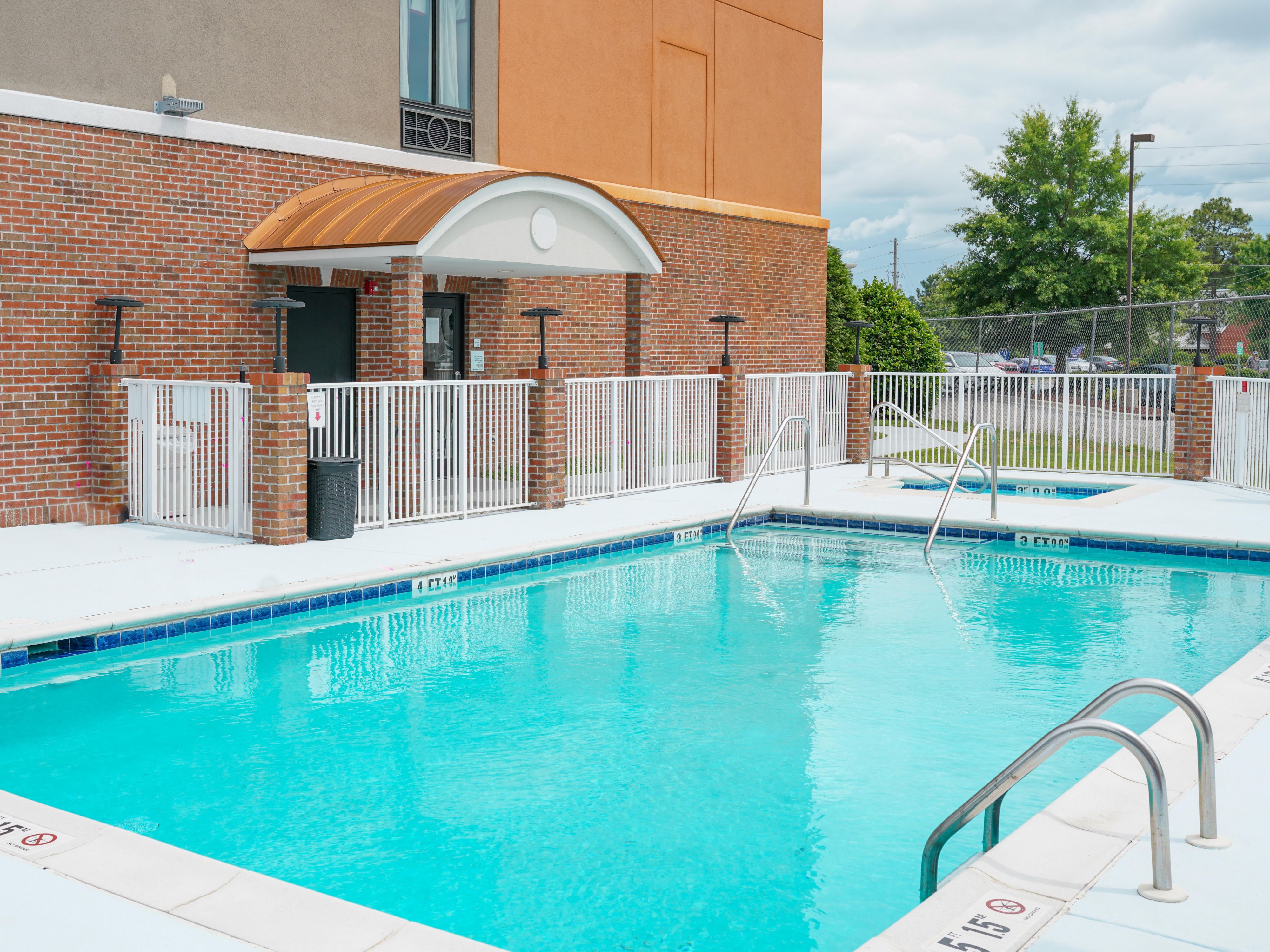 Hotel in Fayetteville, NC | Holiday Inn Express & Suites Hope Mills ...