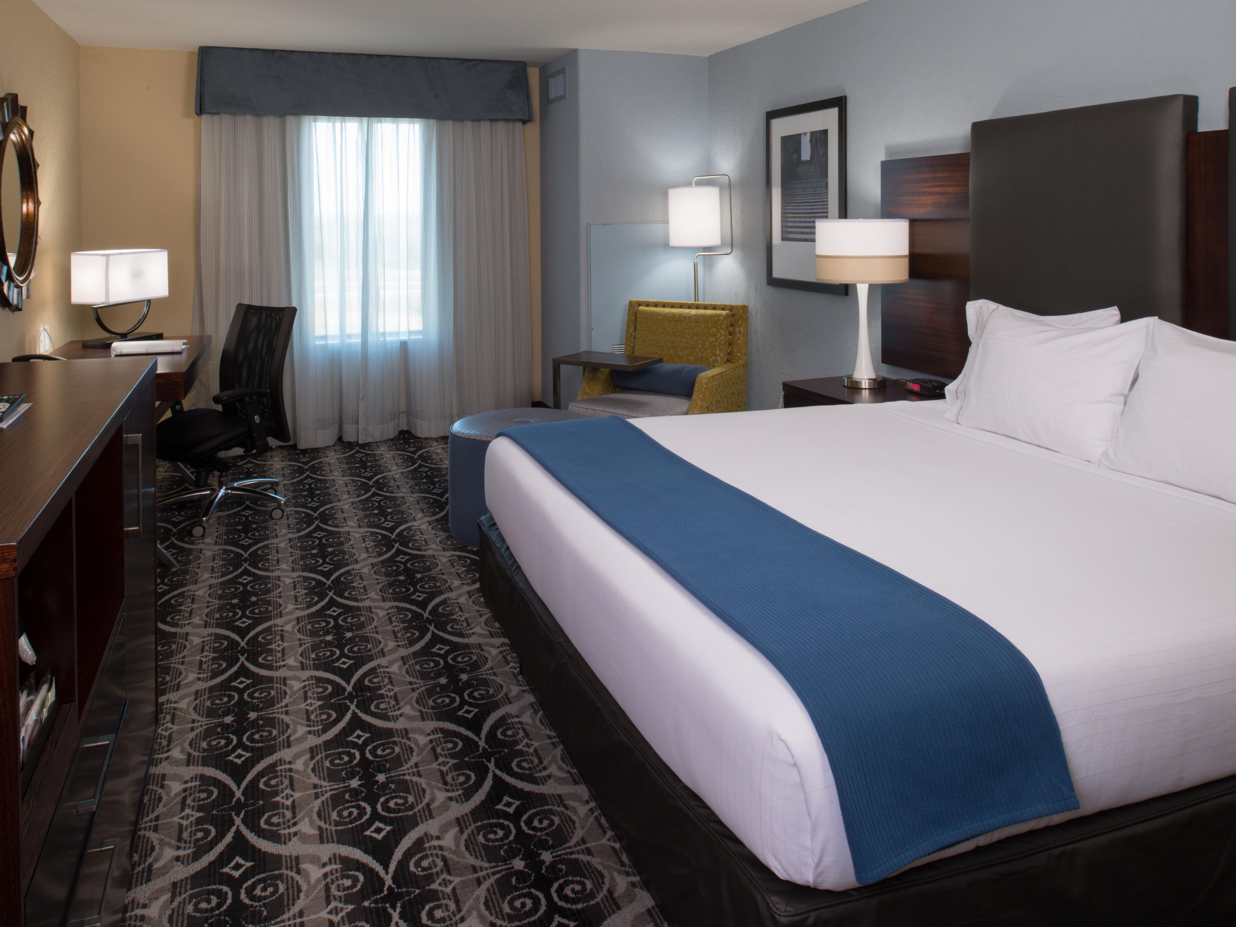 Holiday Inn Express & Suites Kansas City Airport Guest Room & Suite Options