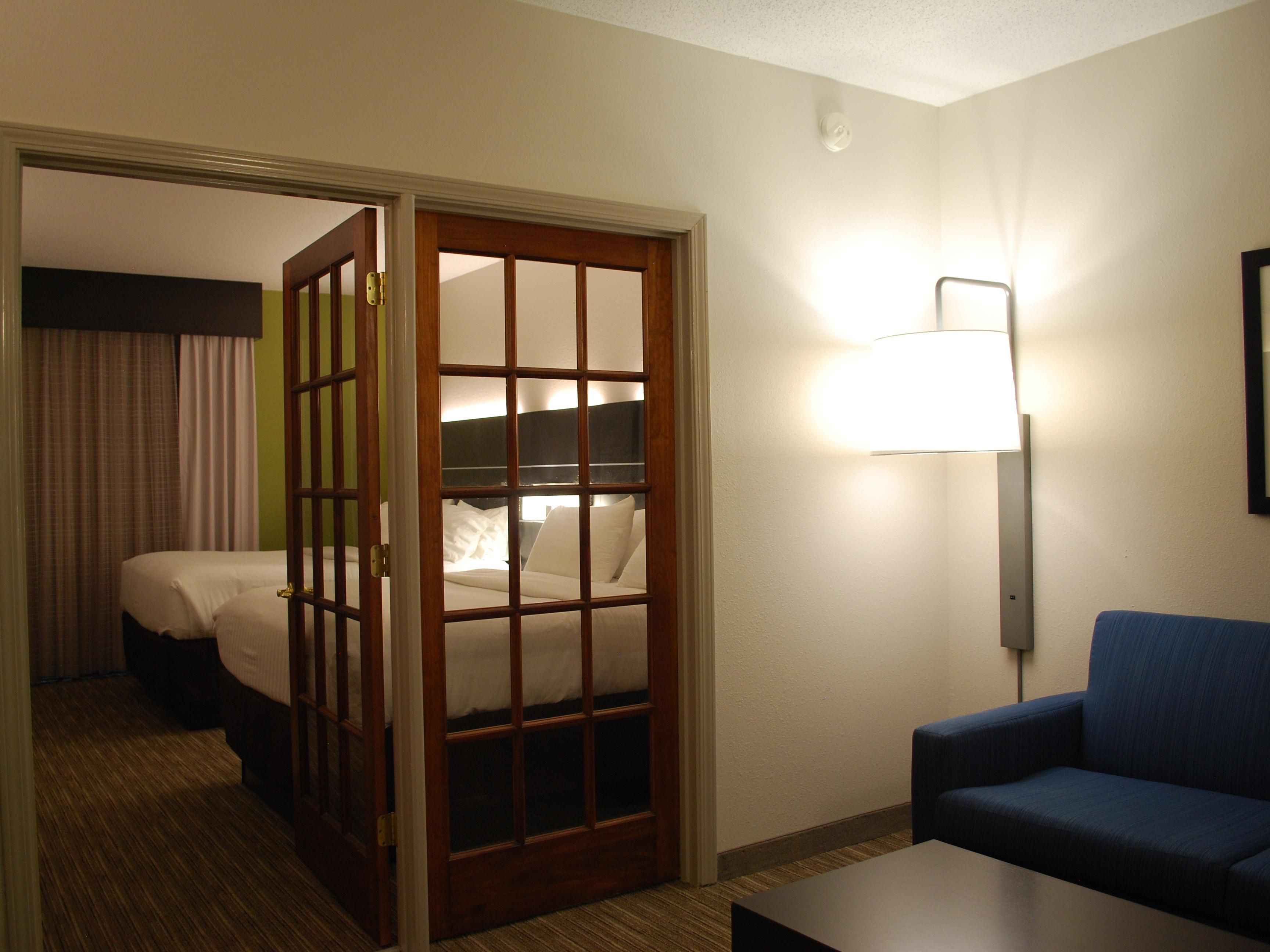 Holiday Inn Express & Suites Kingsport-Meadowview I-26 Guest Room ...