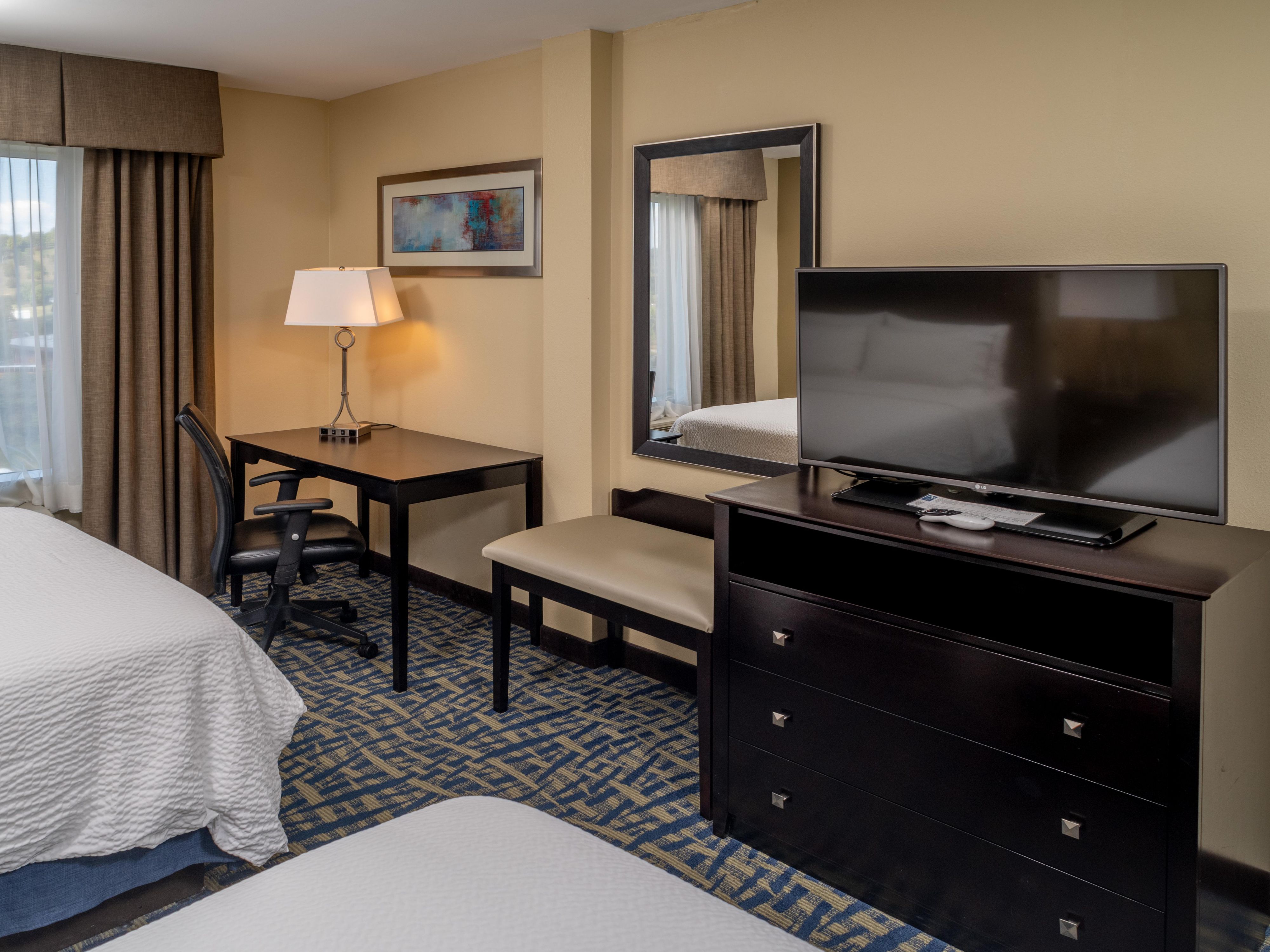 Holiday Inn Express & Suites Lebanon Guest Room & Suite Options