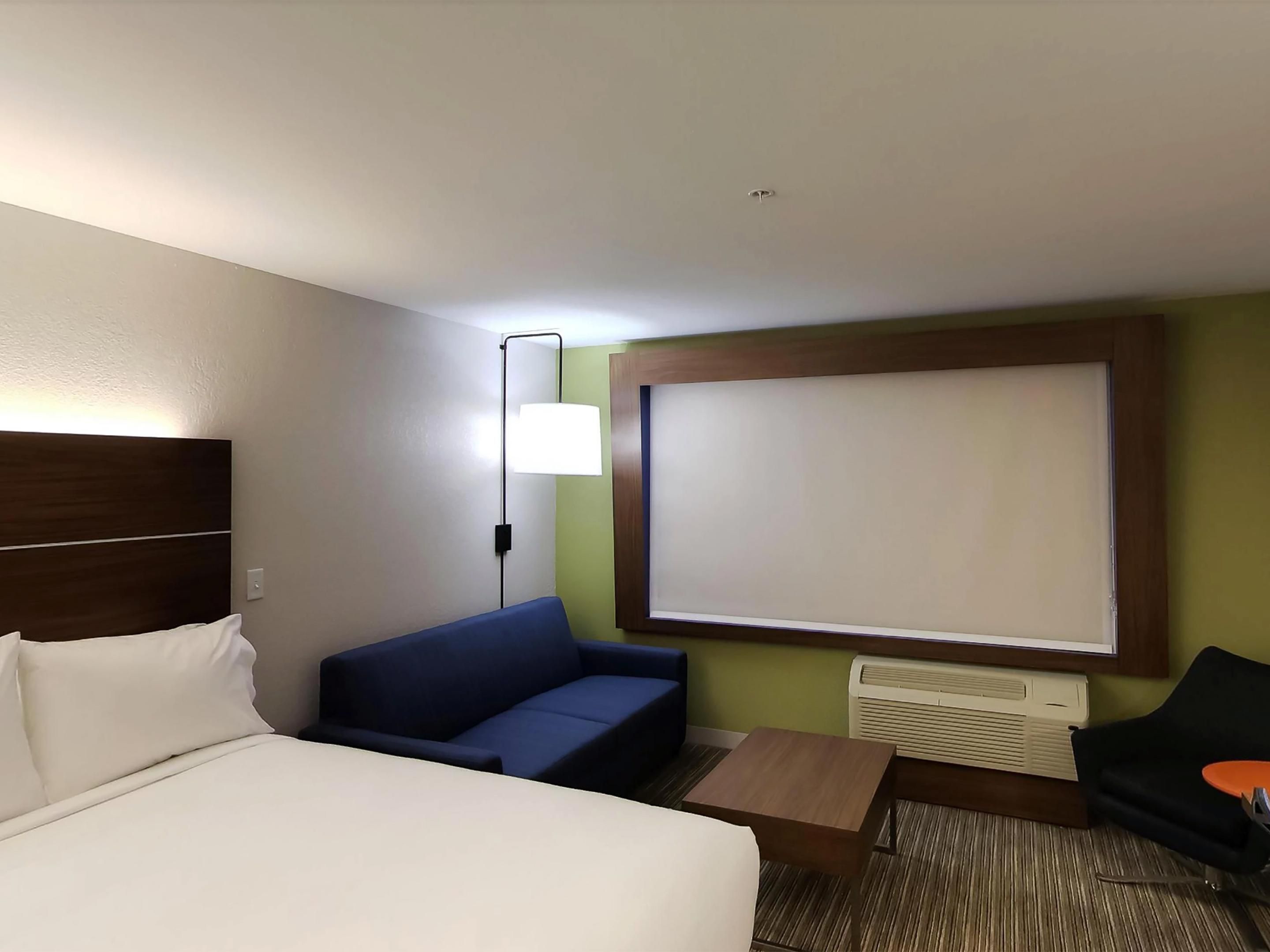 Holiday Inn Express & Suites Detroit Northwest - Livonia Guest Room ...