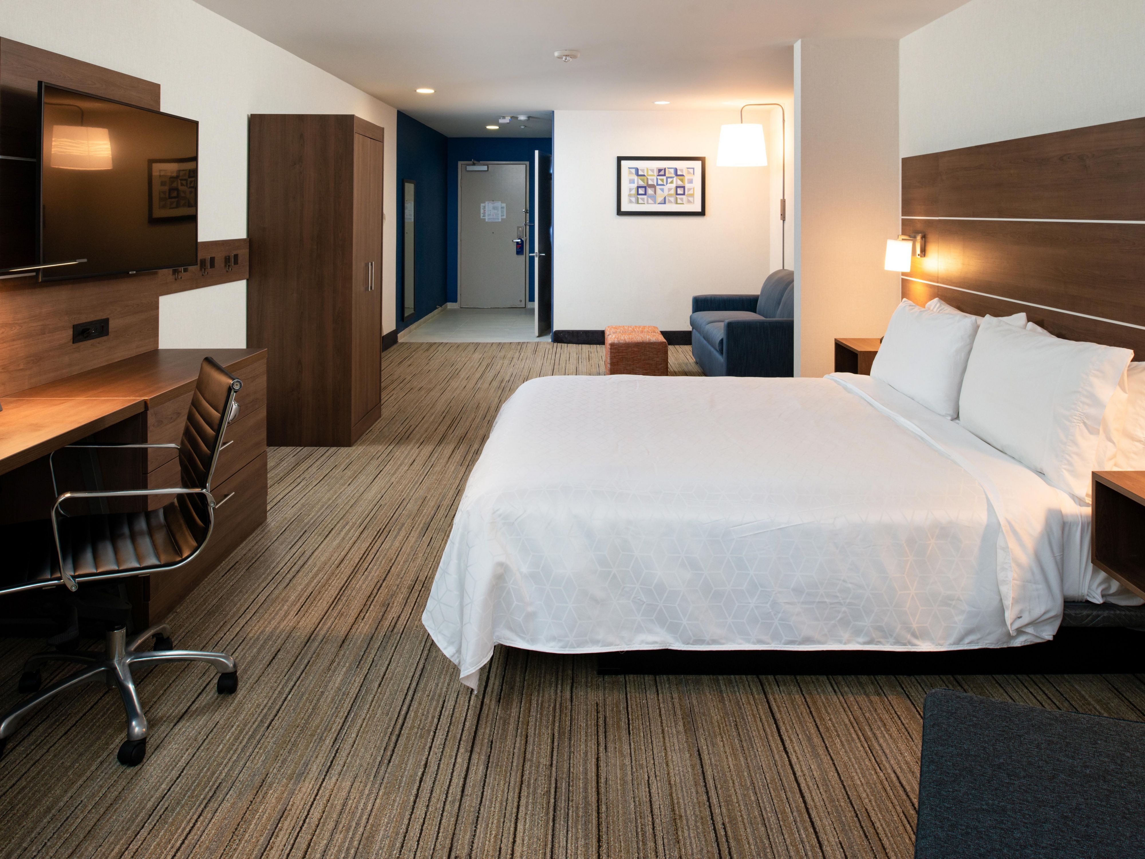 Holiday Inn Express & Suites Los Angeles Downtown West Guest Room ...
