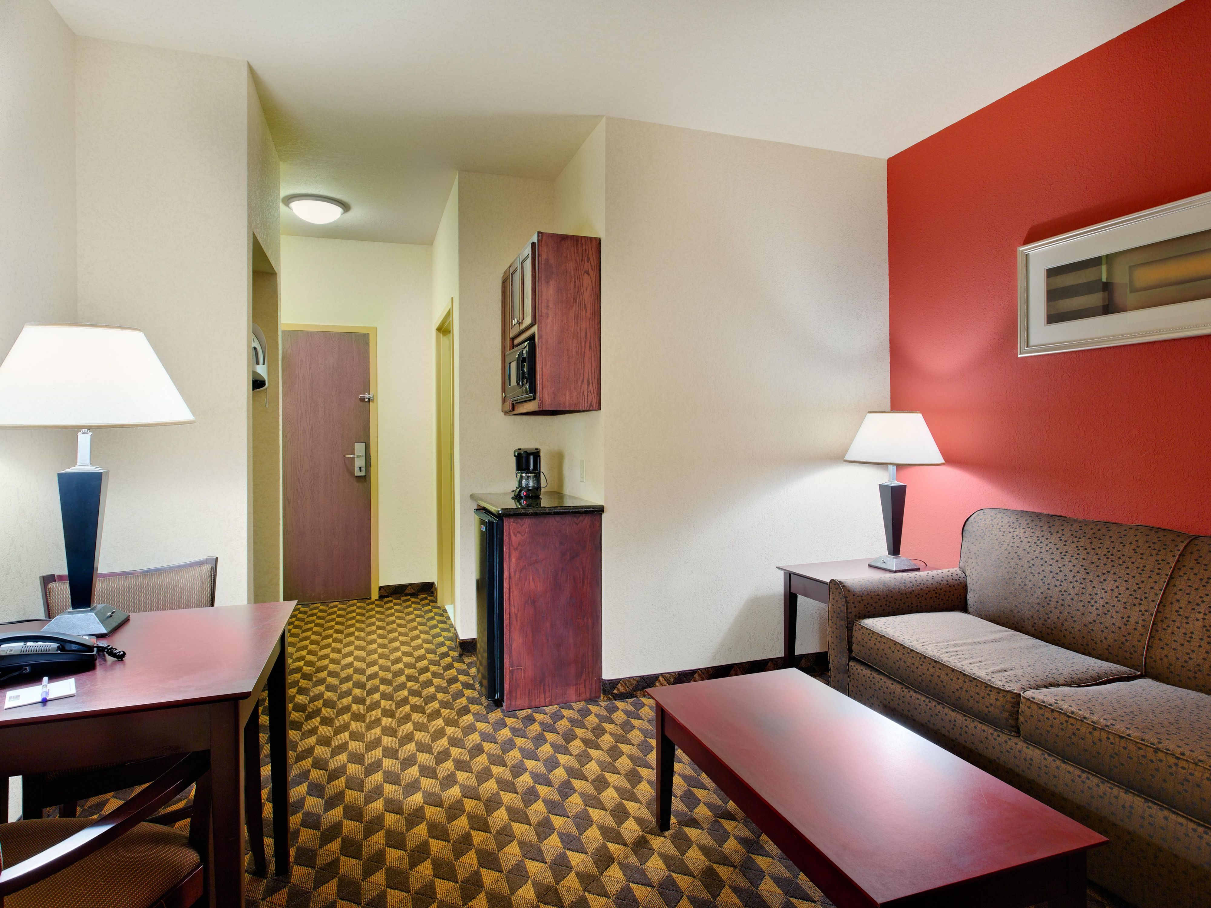 Holiday Inn Express & Suites Malvern Guest Room & Suite Options
