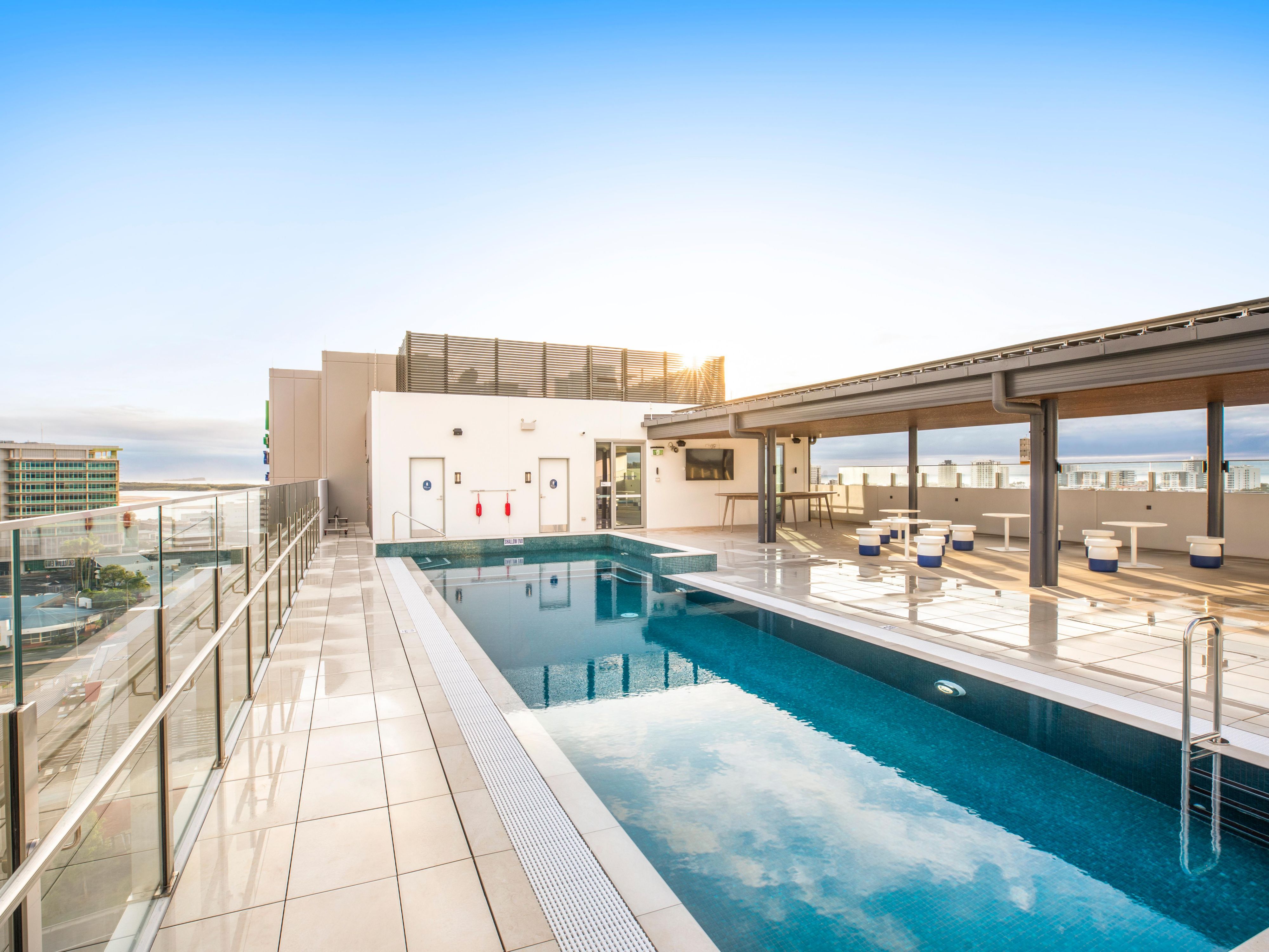 Hotel Specials for Holiday Inn Express & Suites Sunshine Coast ...