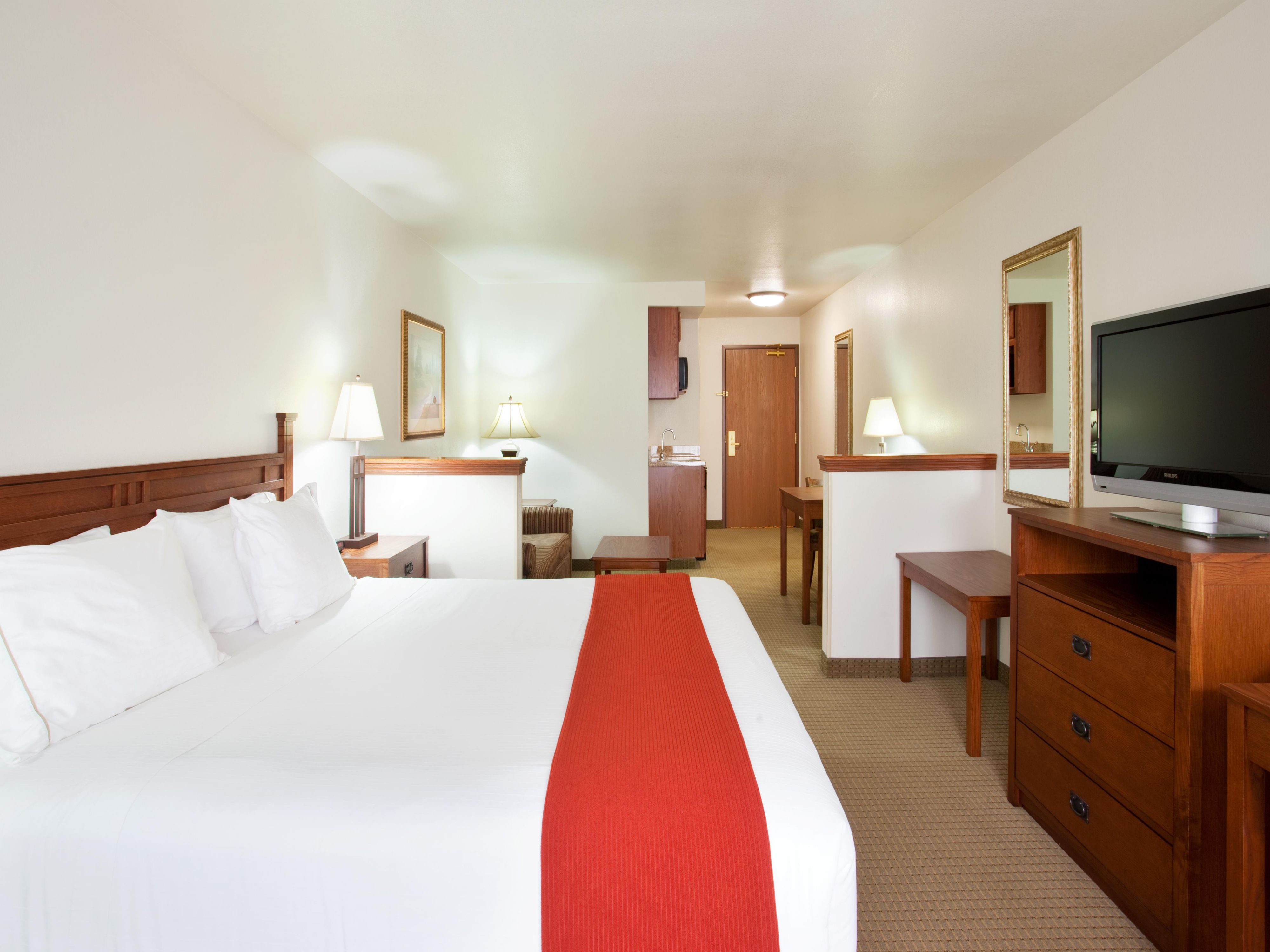 Holiday Inn Express & Suites Mattoon Guest Room & Suite Options
