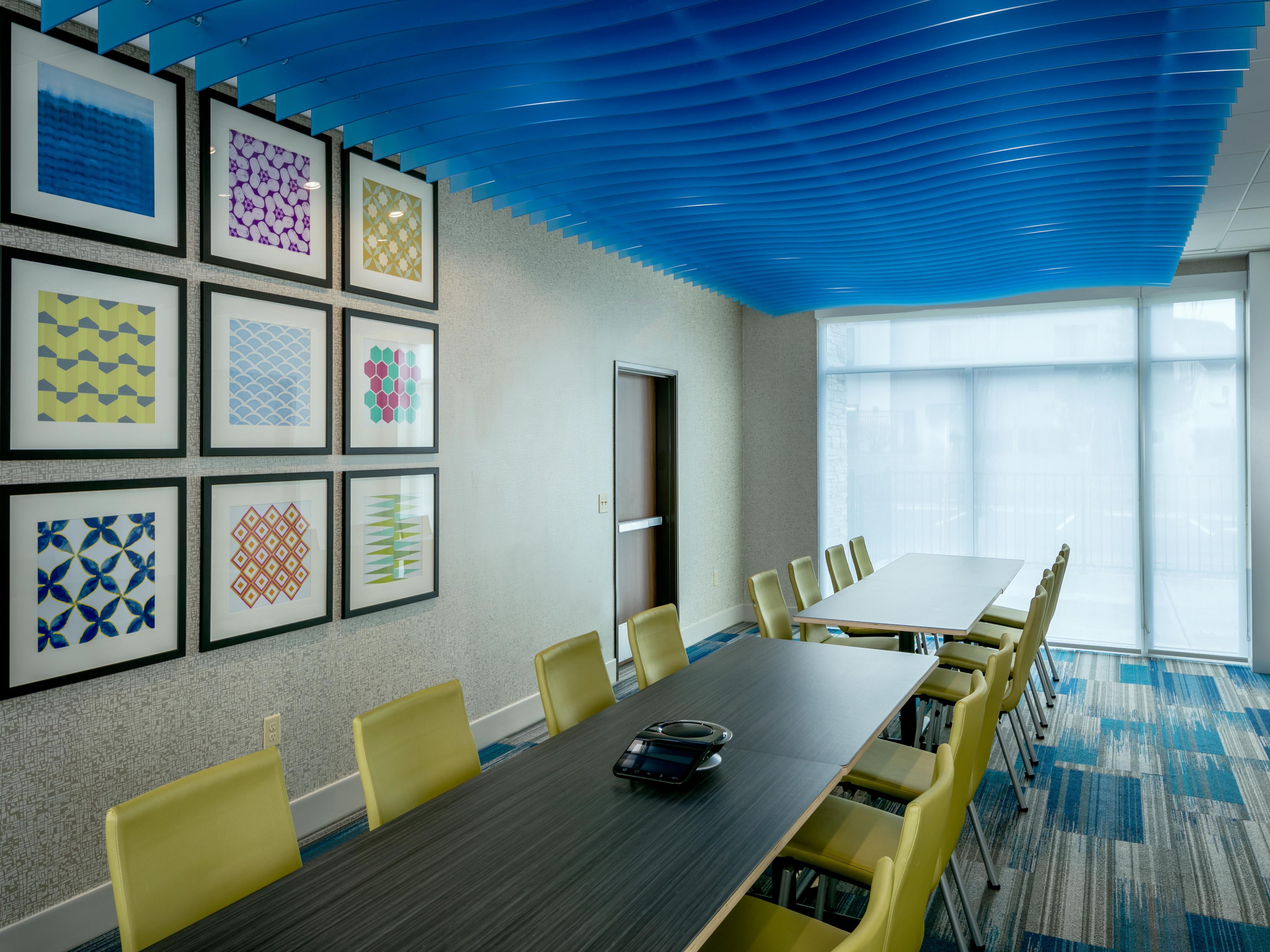 Holiday Inn Express & Suites Medford - Medford,