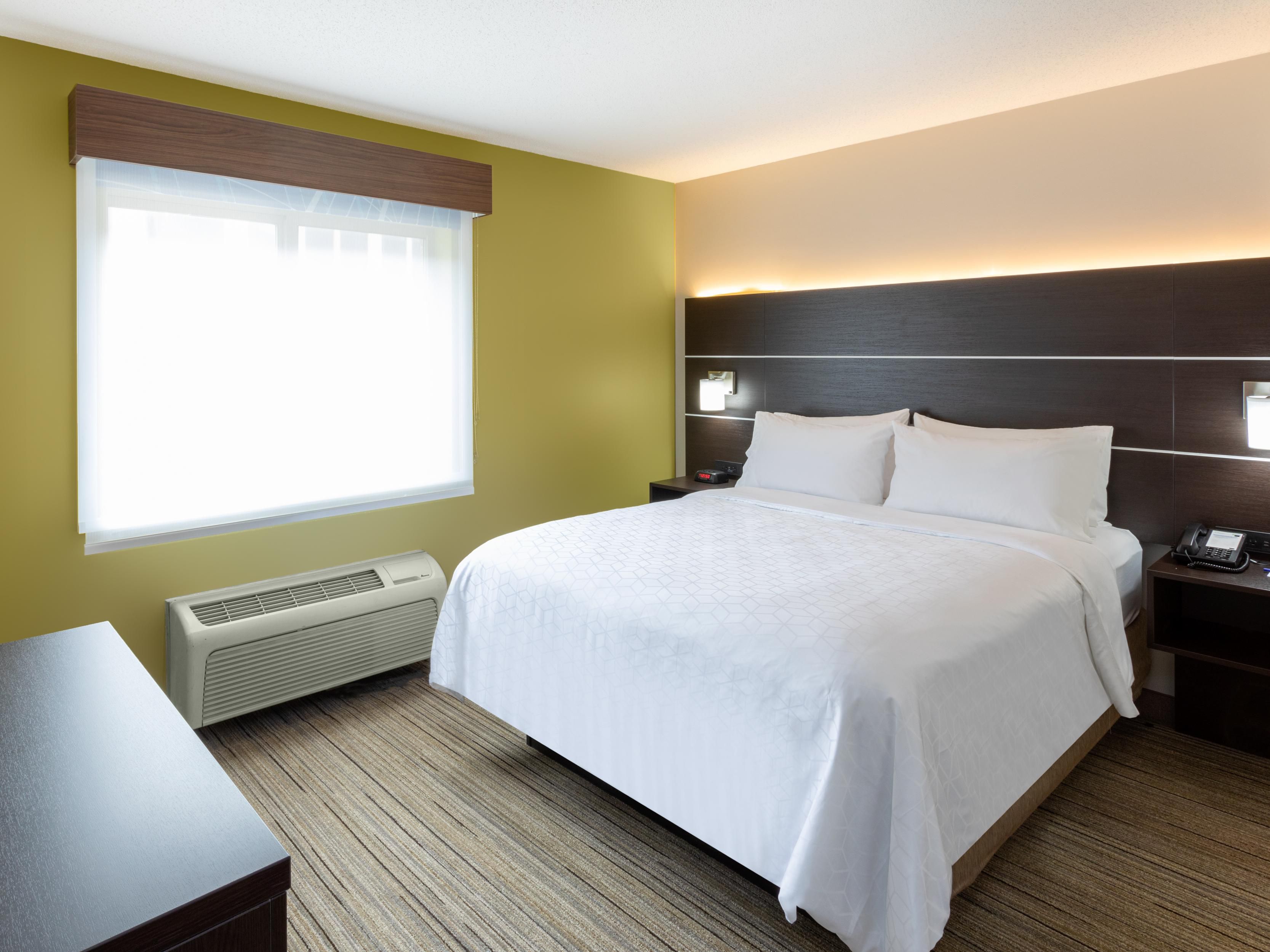 Holiday Inn Express & Suites Minneapolis-Dwtn (Conv Ctr) Guest Room ...