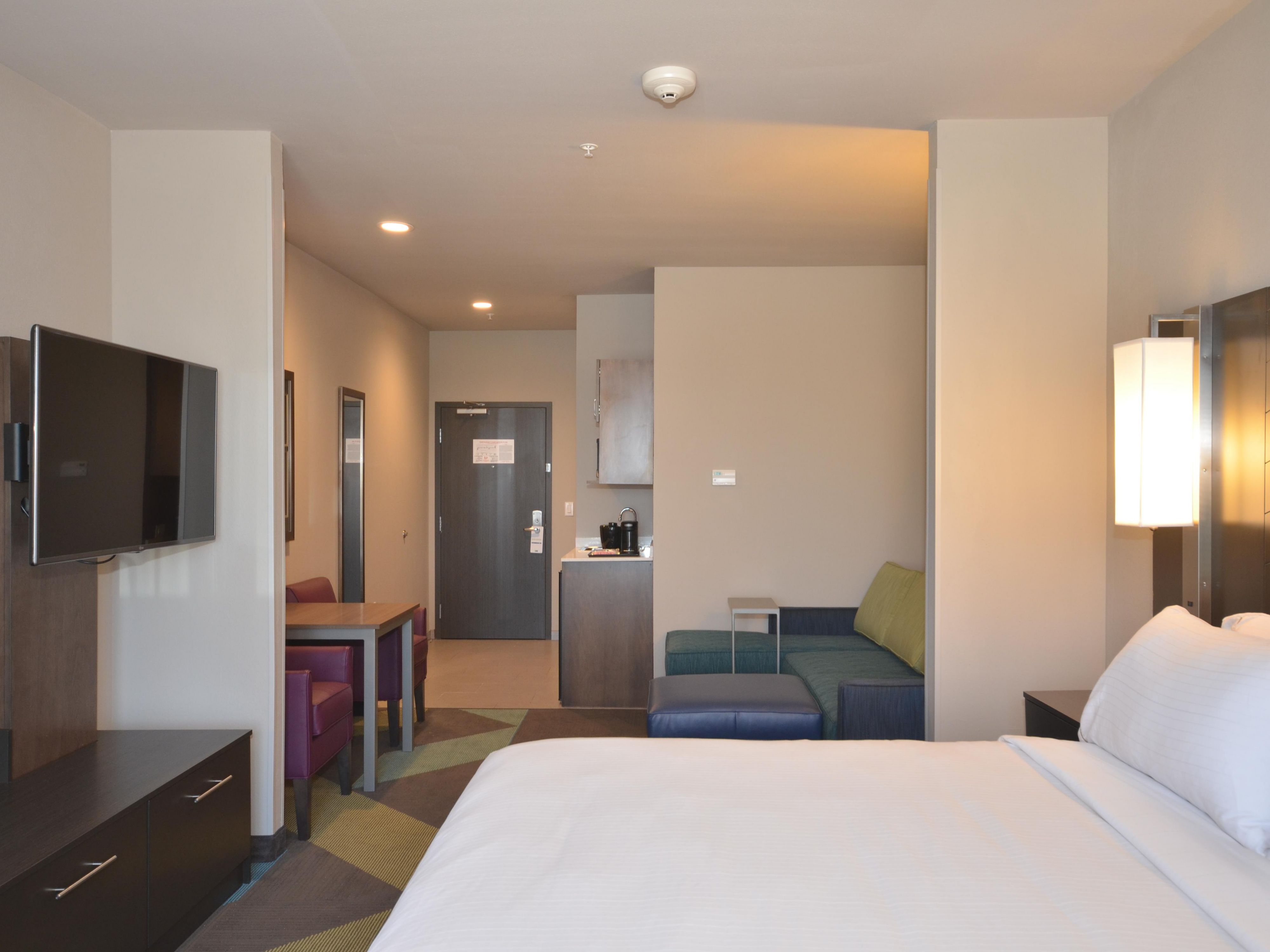 Holiday Inn Express & Suites Oklahoma City Mid - Arpt Area Guest Room ...