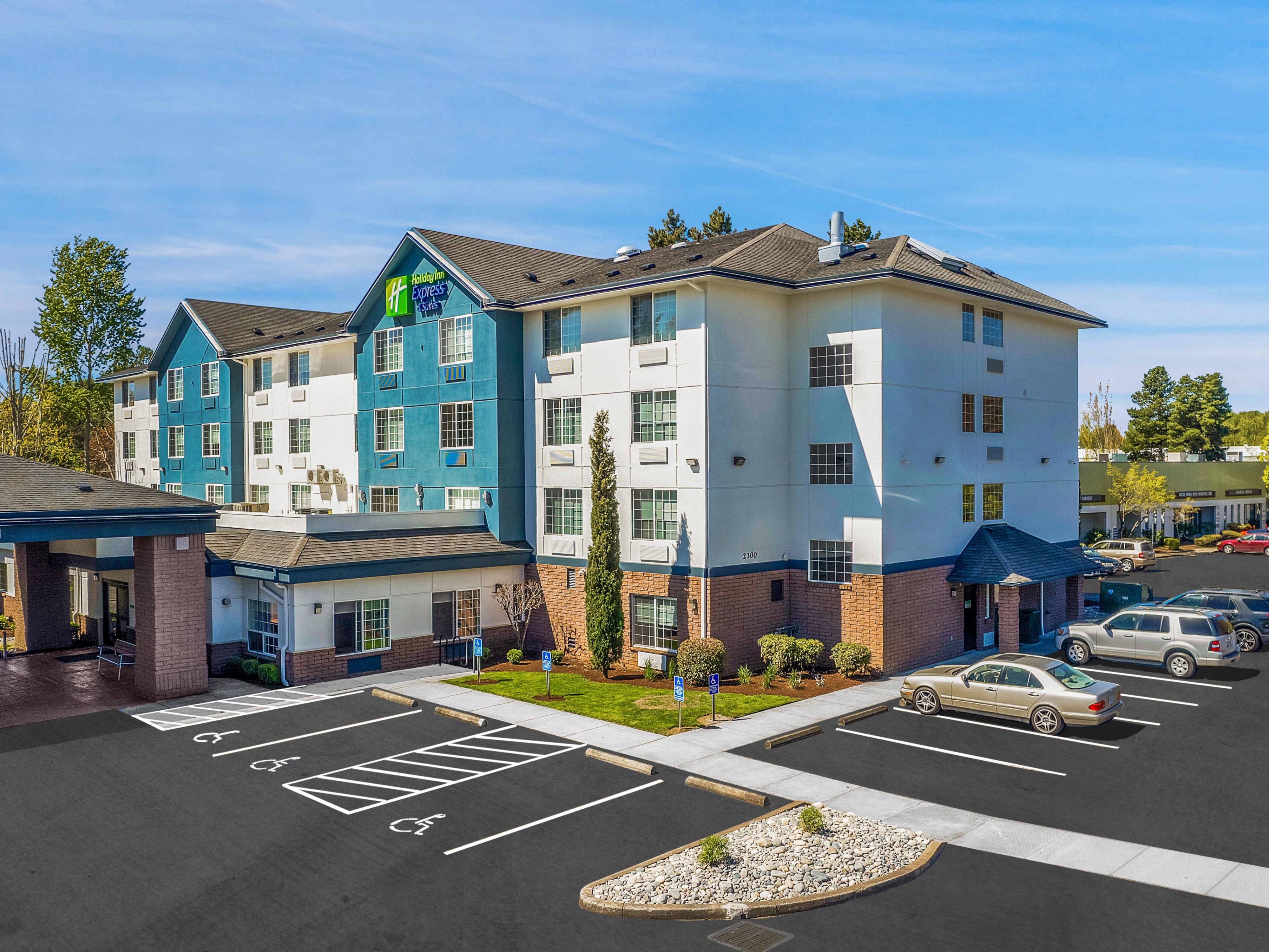 Pet-Friendly Hotel Near Portland Airport | Holiday Inn Express & Suites ...