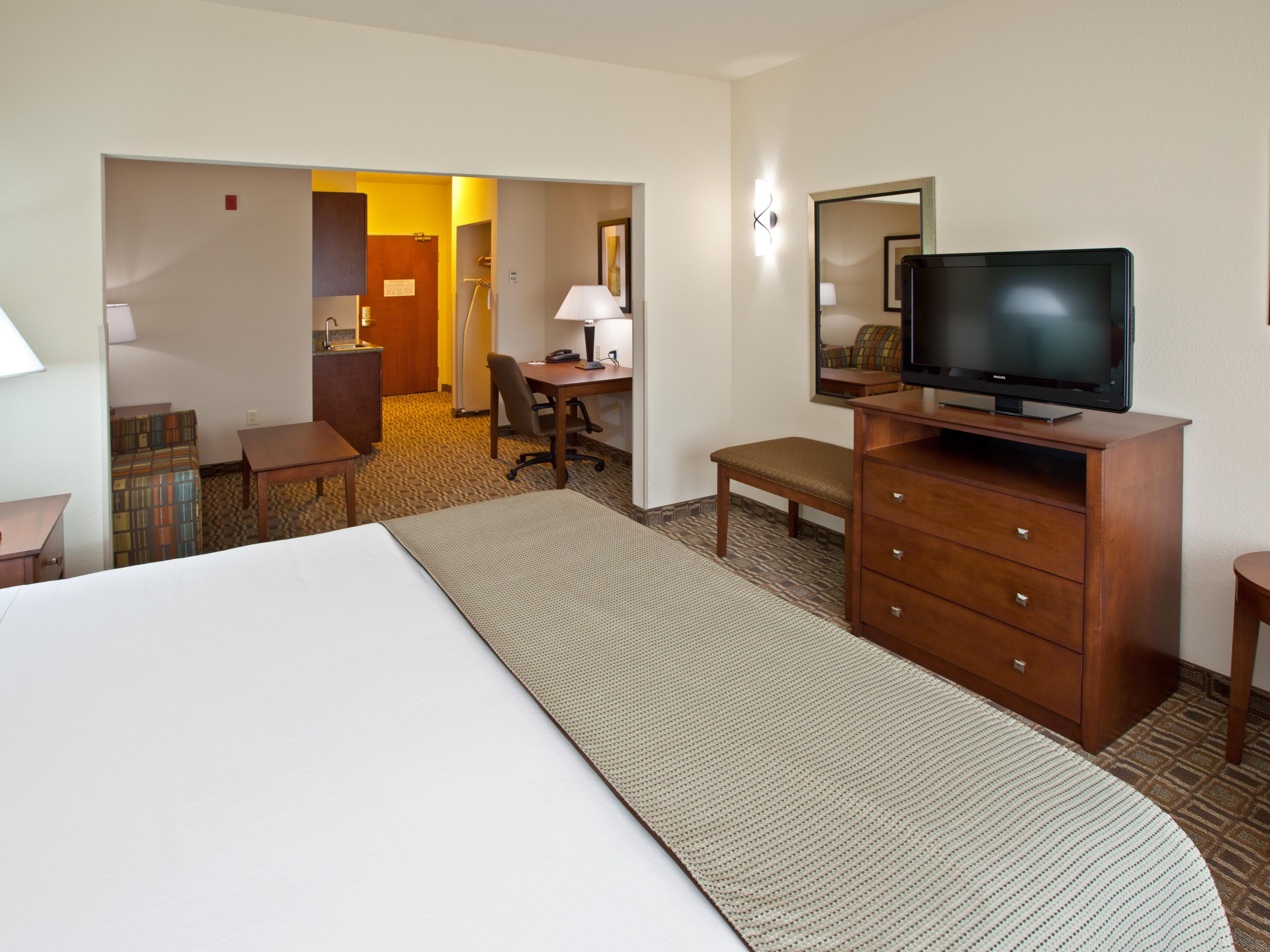 Holiday Inn Express & Suites Ripley Guest Room & Suite Options