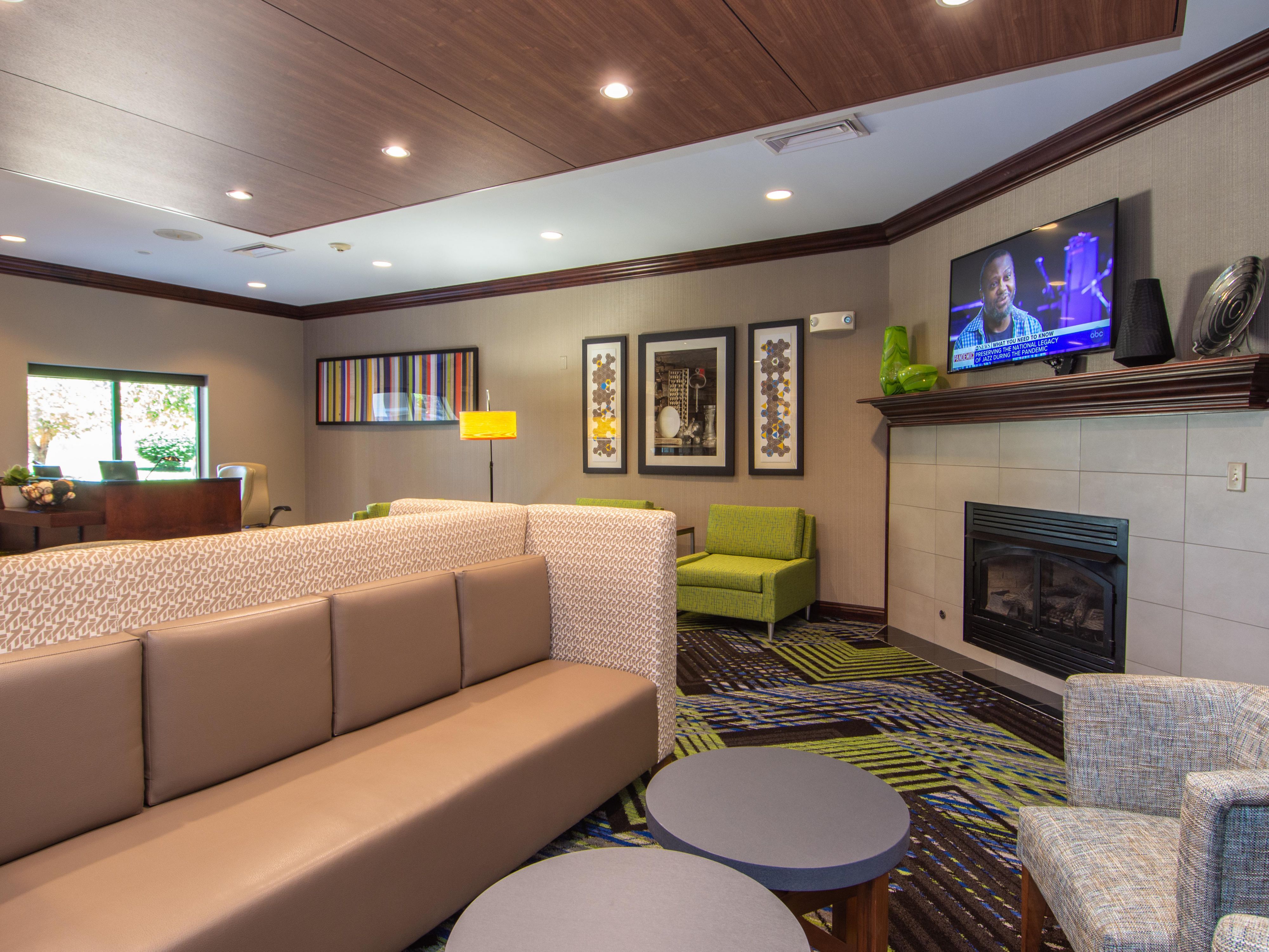 Hotel in Springfield, MO | Holiday Inn Express & Suites Springfield ...