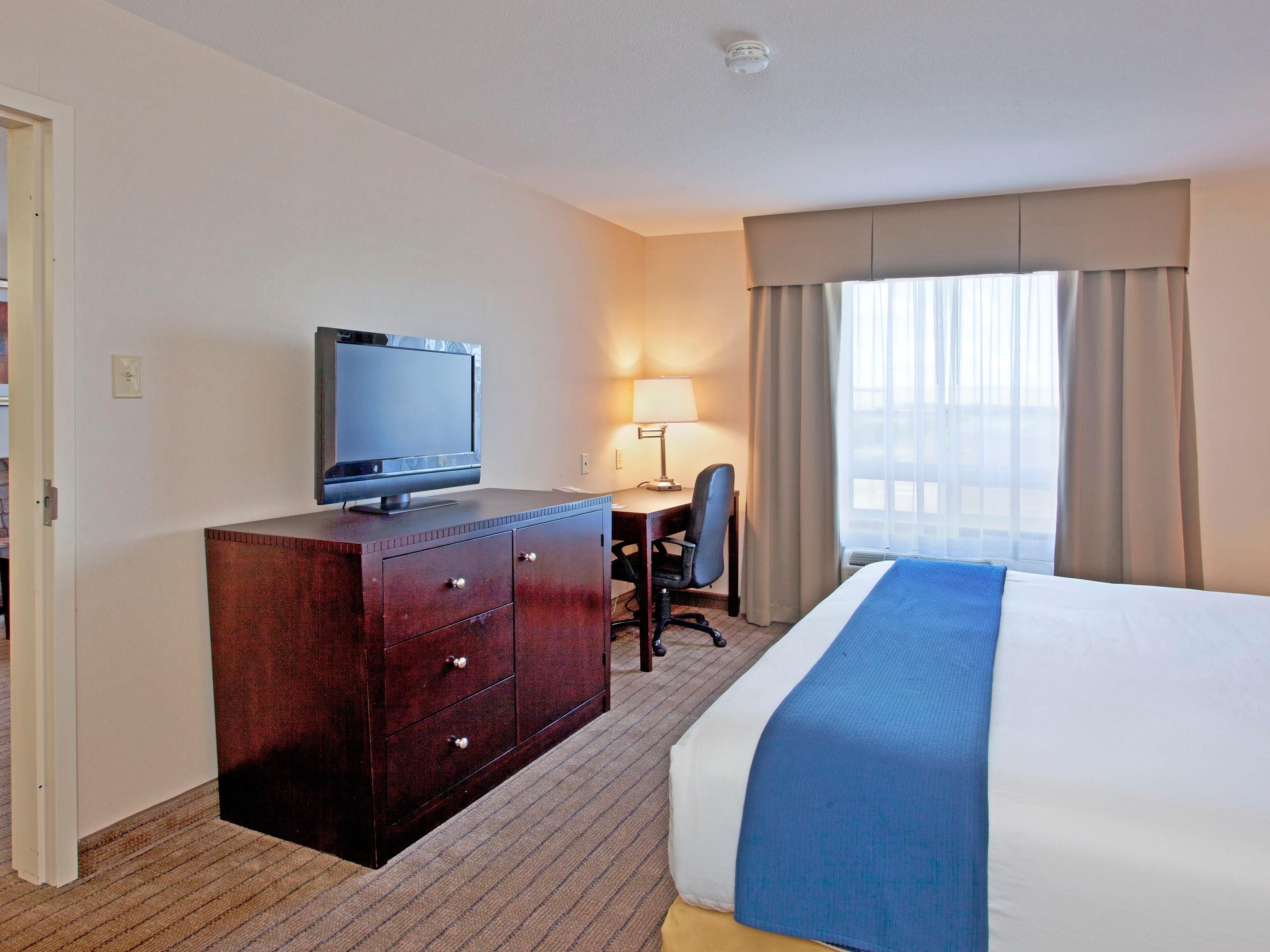 Holiday Inn Express & Suites Swift Current Guest Room & Suite Options