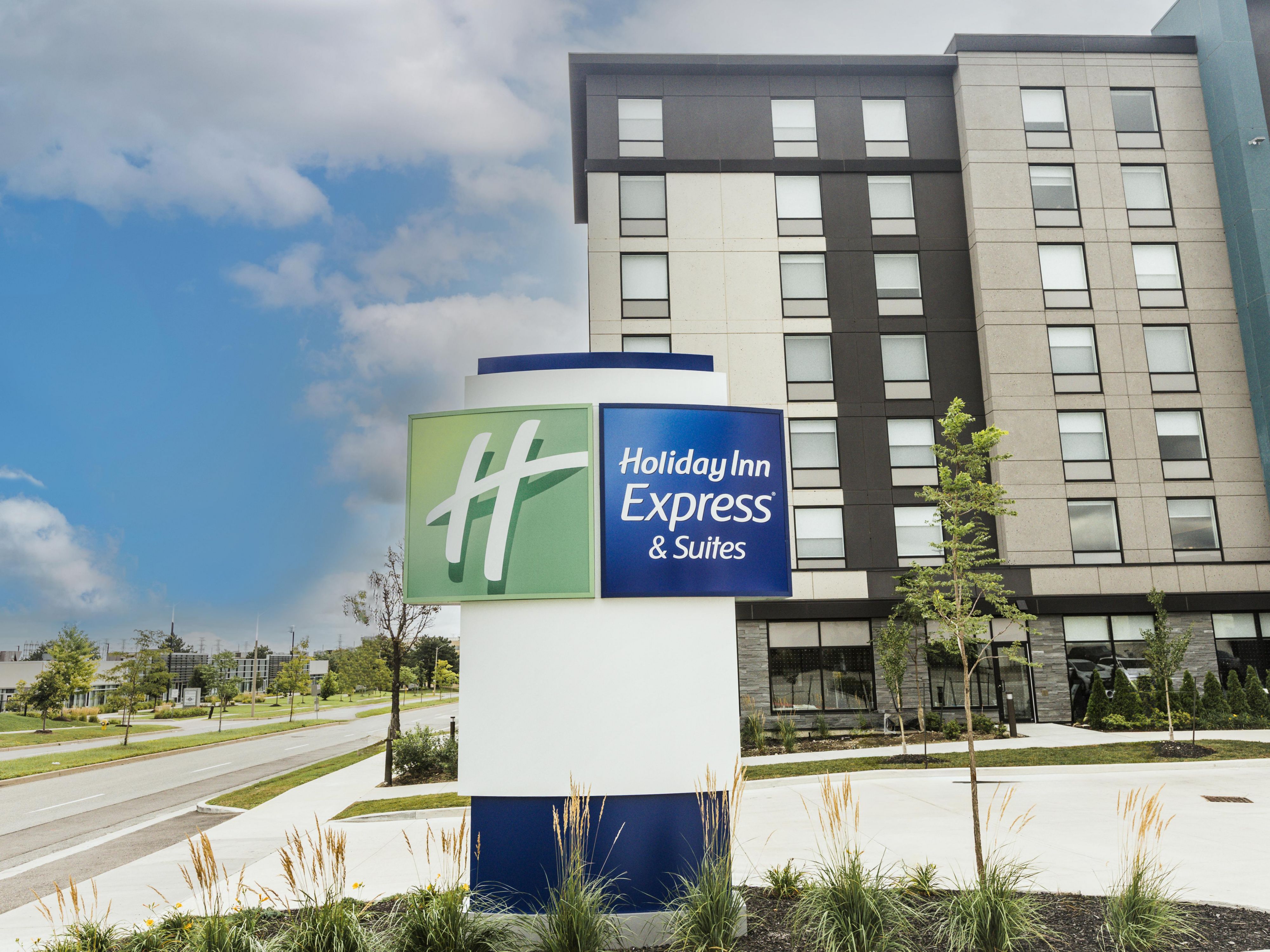 Toronto Ontario Hotel Rooms | Holiday Inn Express & Suites Toronto ...