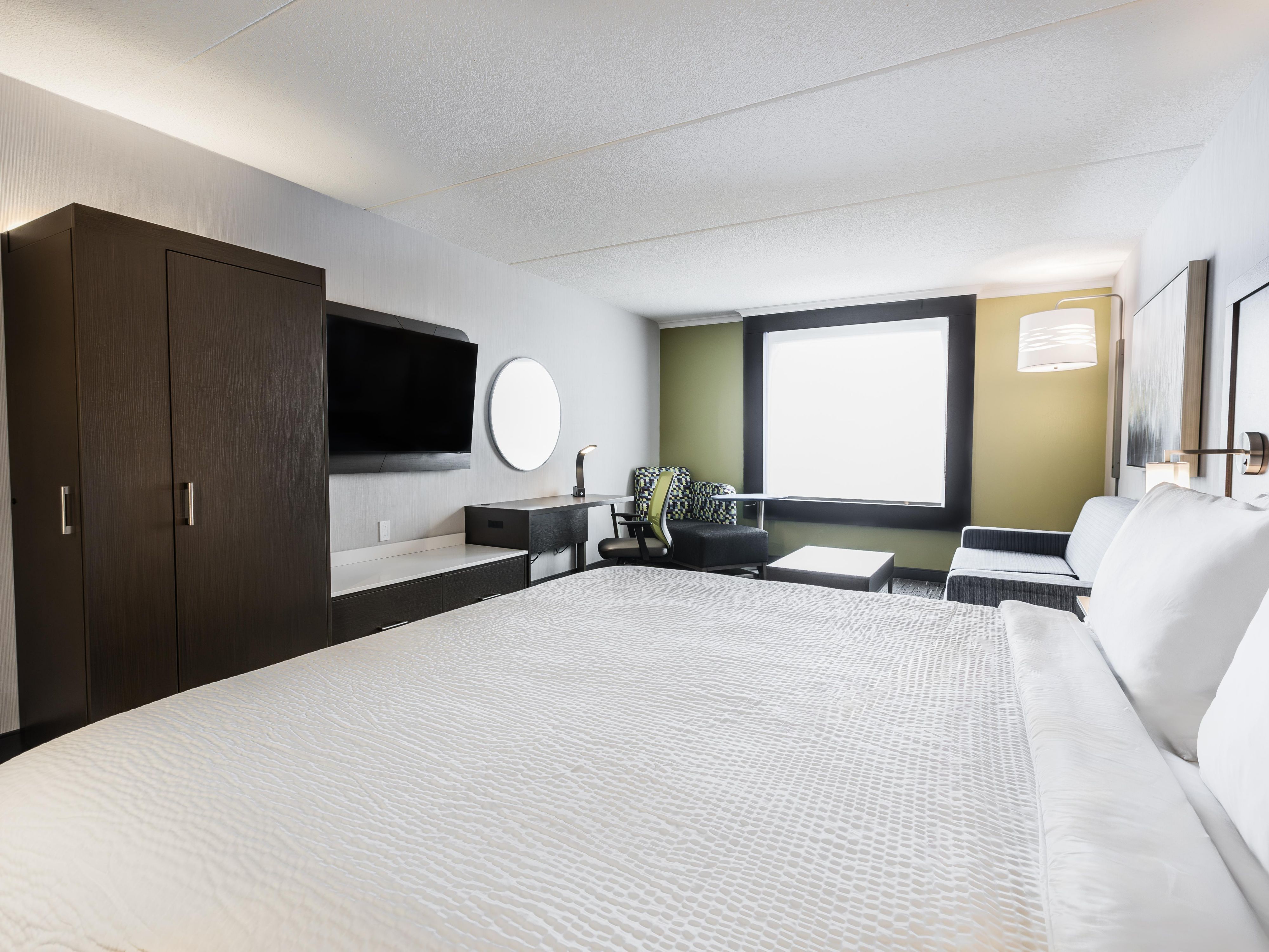 Holiday Inn Express & Suites Toronto Airport South Guest Room & Suite ...