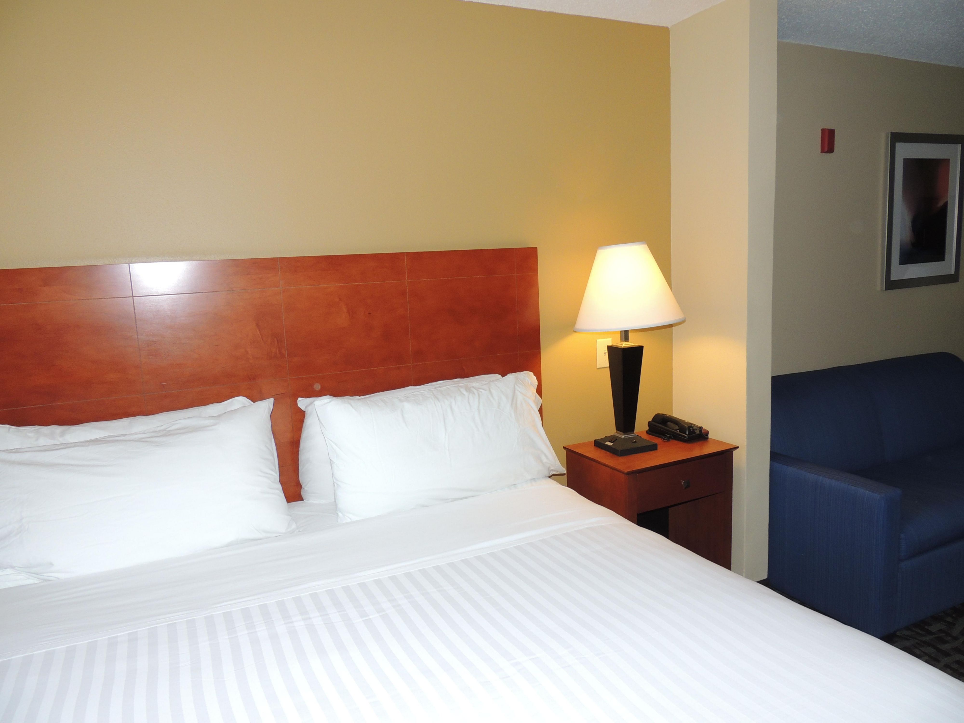 Holiday Inn Express & Suites Birmingham NE - Trussville Guest Room ...