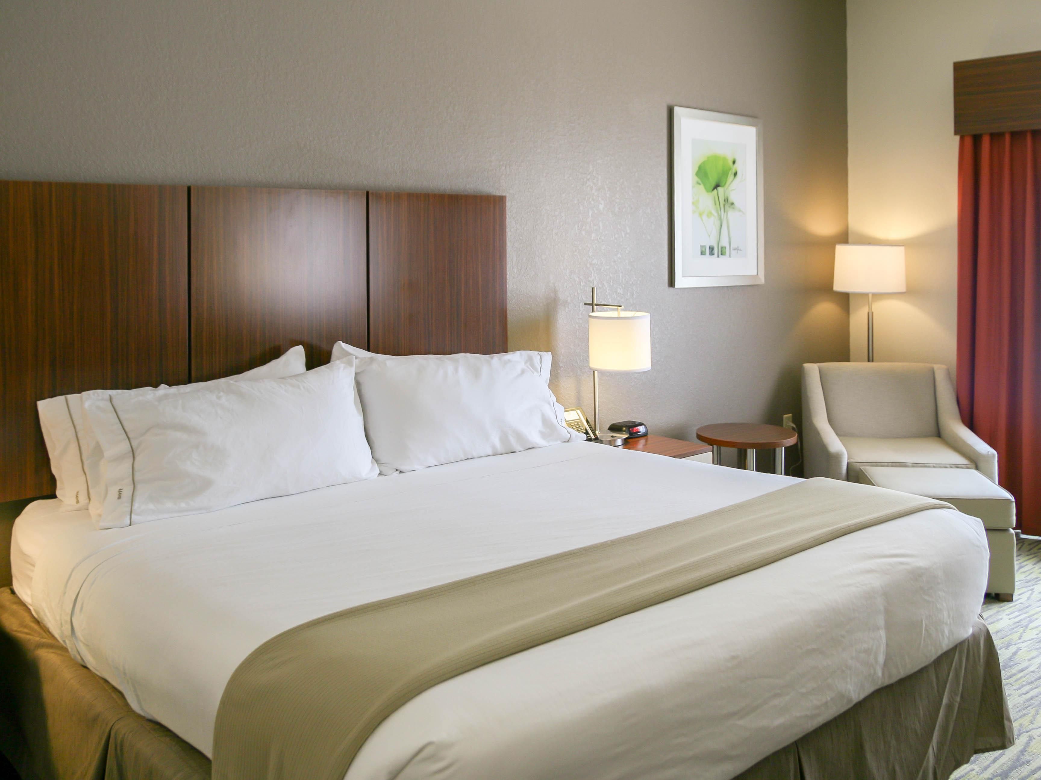 Holiday Inn Express & Suites Vicksburg Guest Room & Suite Options