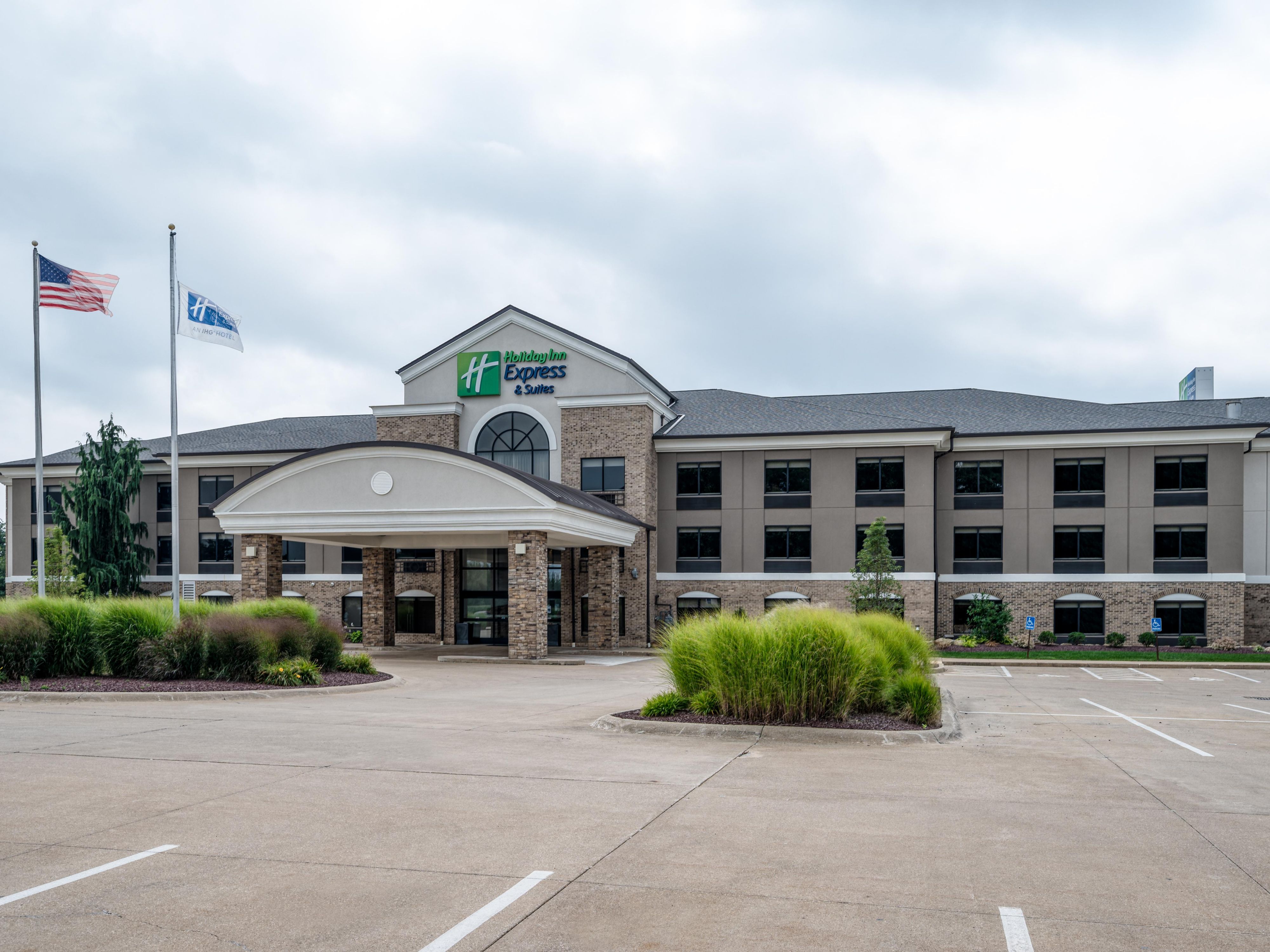 Wadsworth Hotel with Pool | Holiday Inn Express & Suites Wadsworth