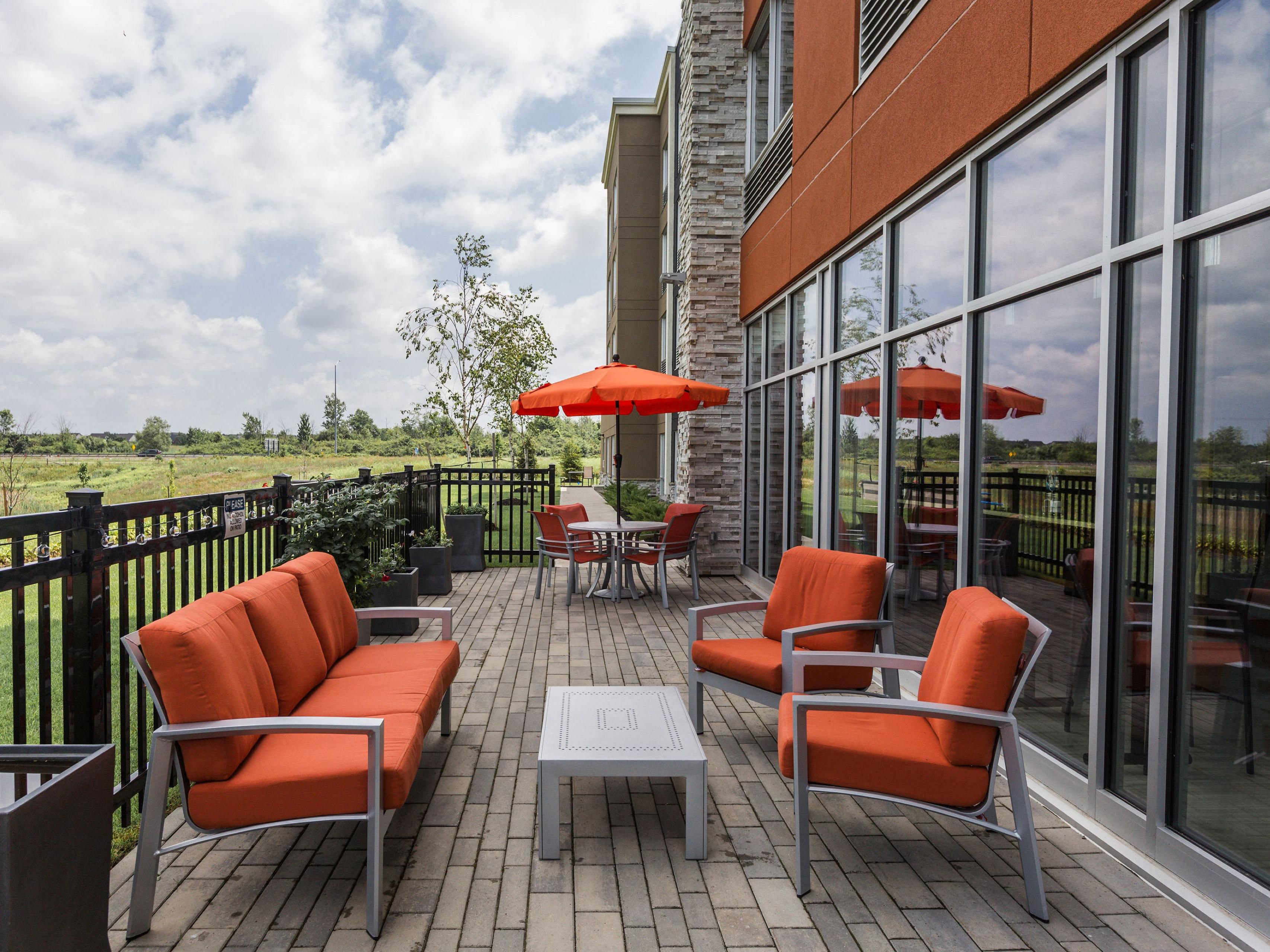 Welland Hotel with Pool | Holiday Inn Express & Suites Welland