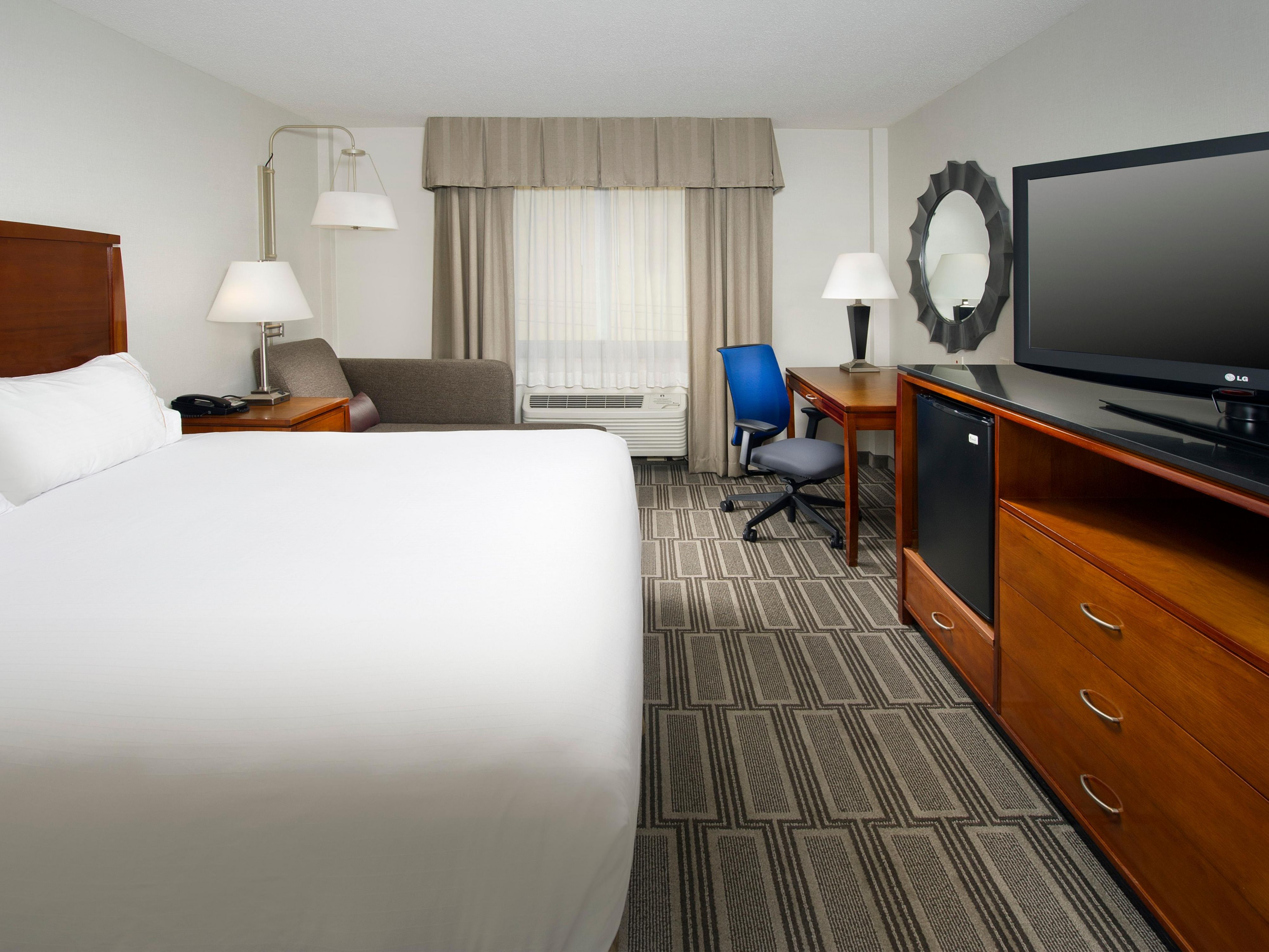 Holiday Inn Express Baltimore At The Stadiums Guest Rooms