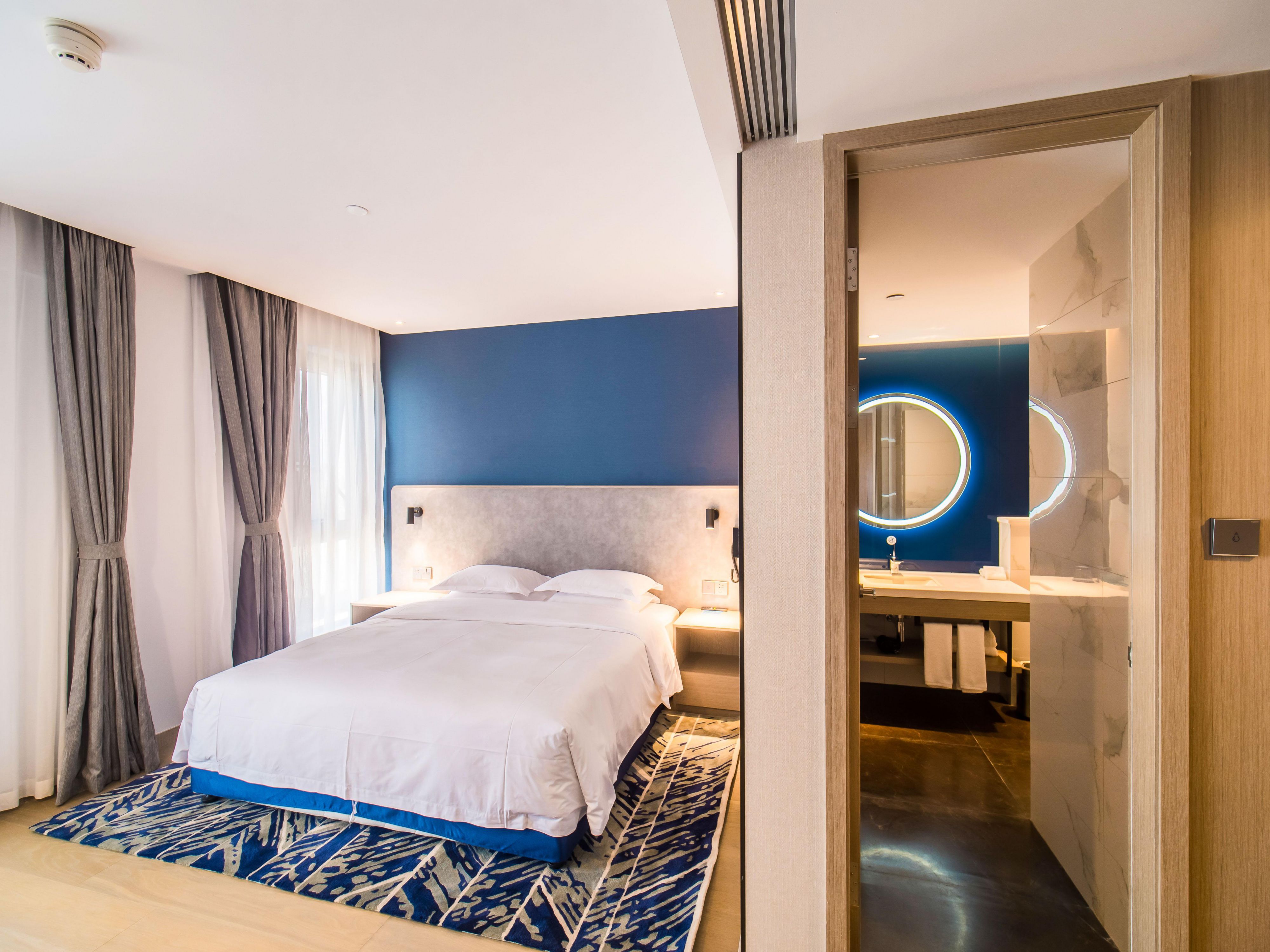 Holiday Inn Express Kunming West Guest Room & Suite Options